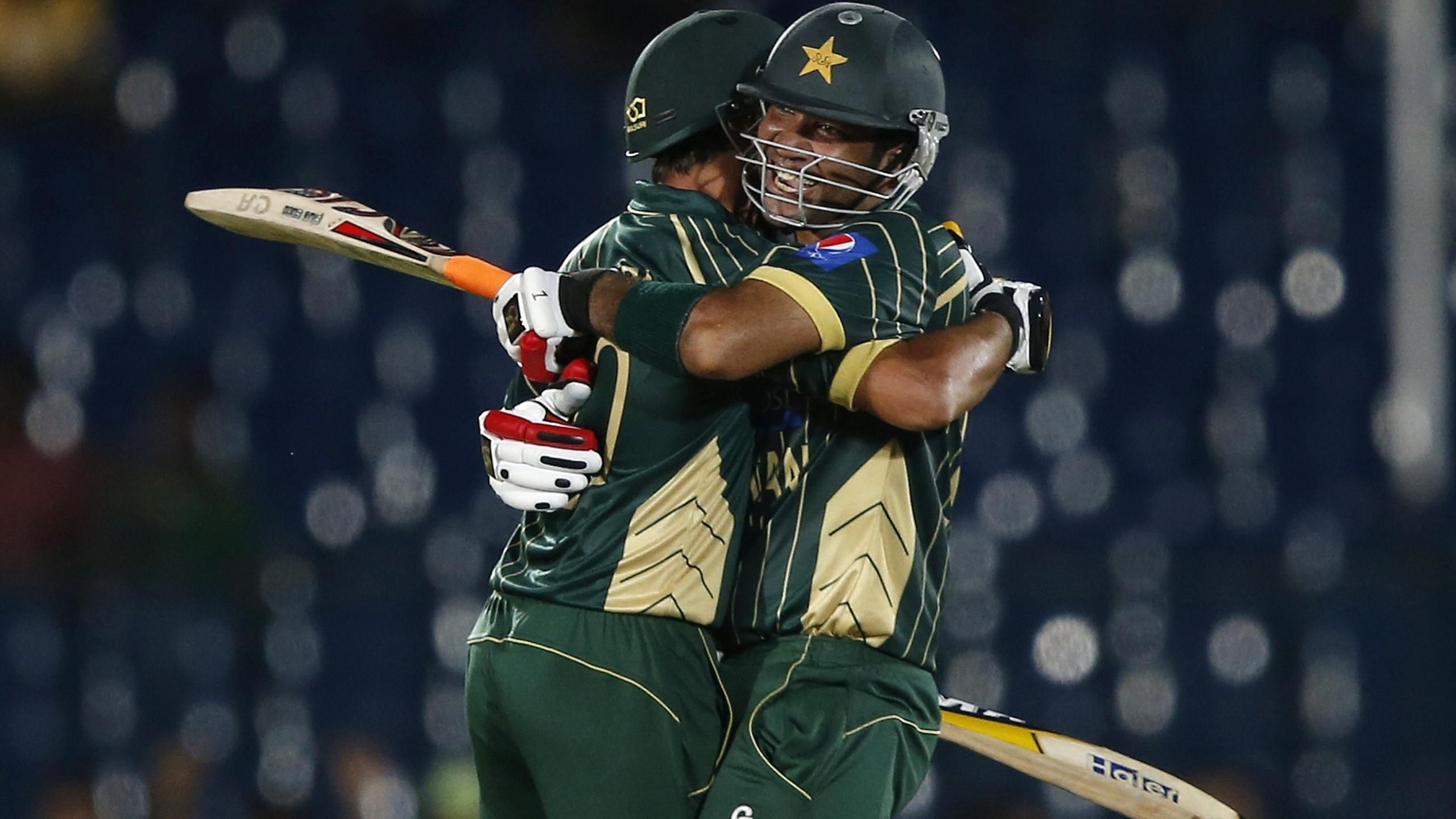 Maqsood, Alam stand tall as Pakistan win tense chase - TNT Sports