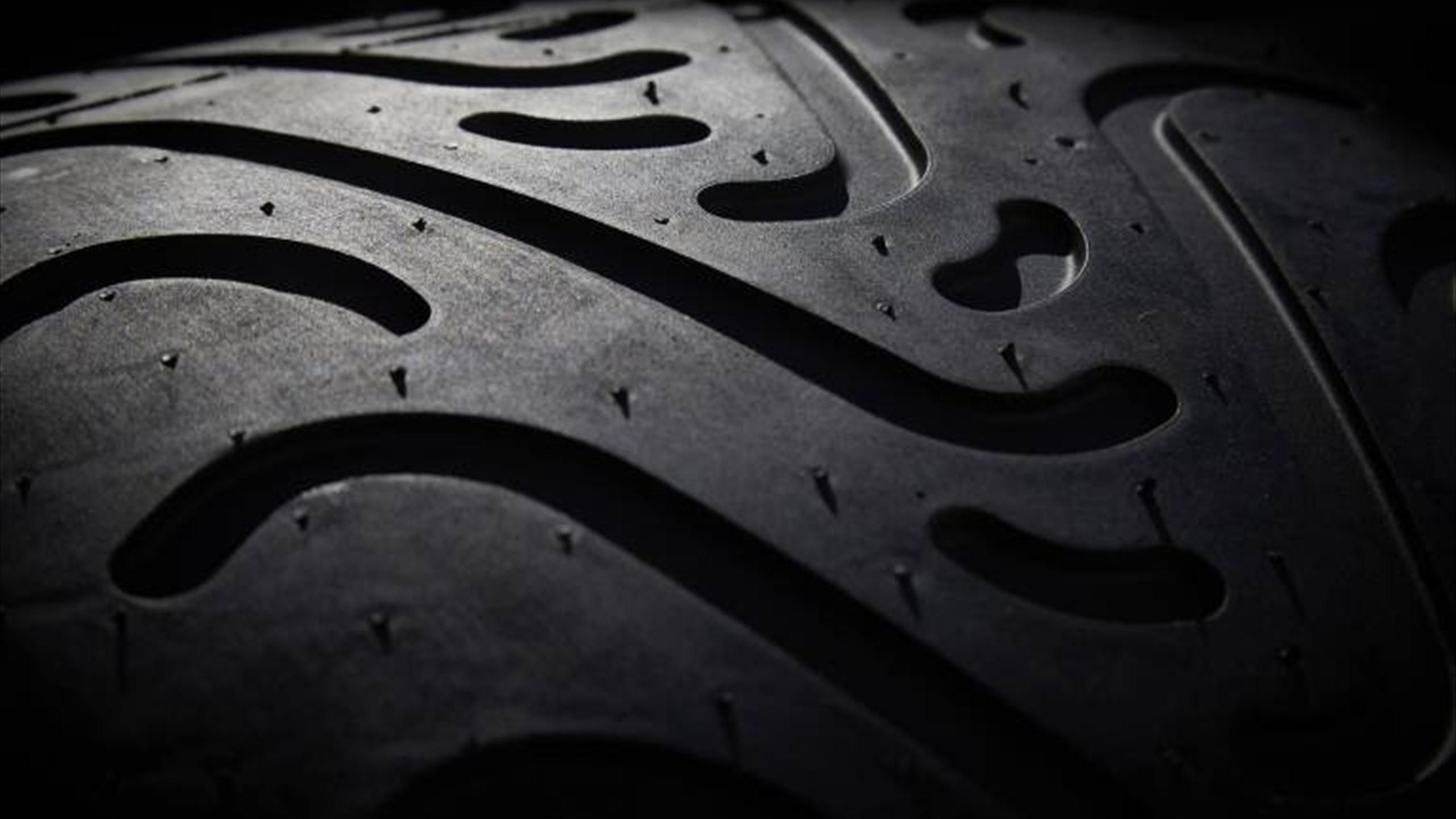 F1 drivers push for better wet tyres - TNT Sports
