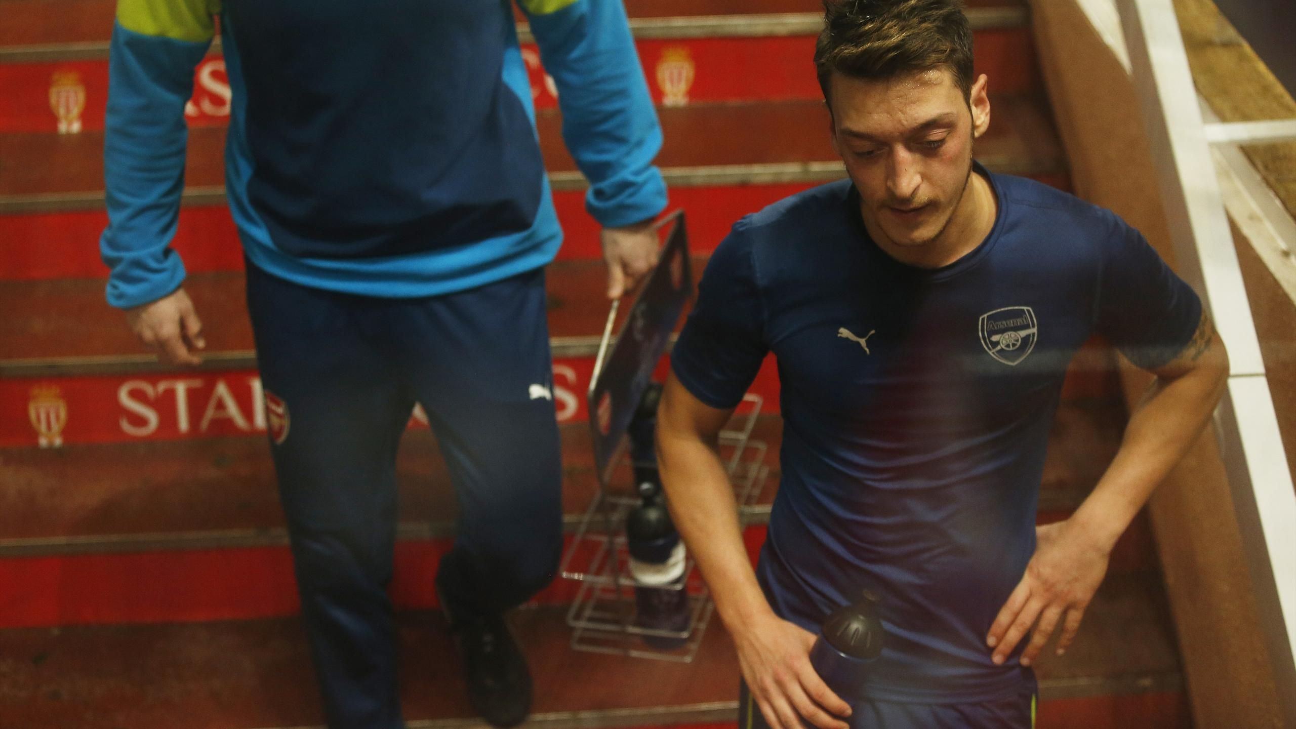 Mesut Ozil under fire for half-time shirt swap - TNT Sports
