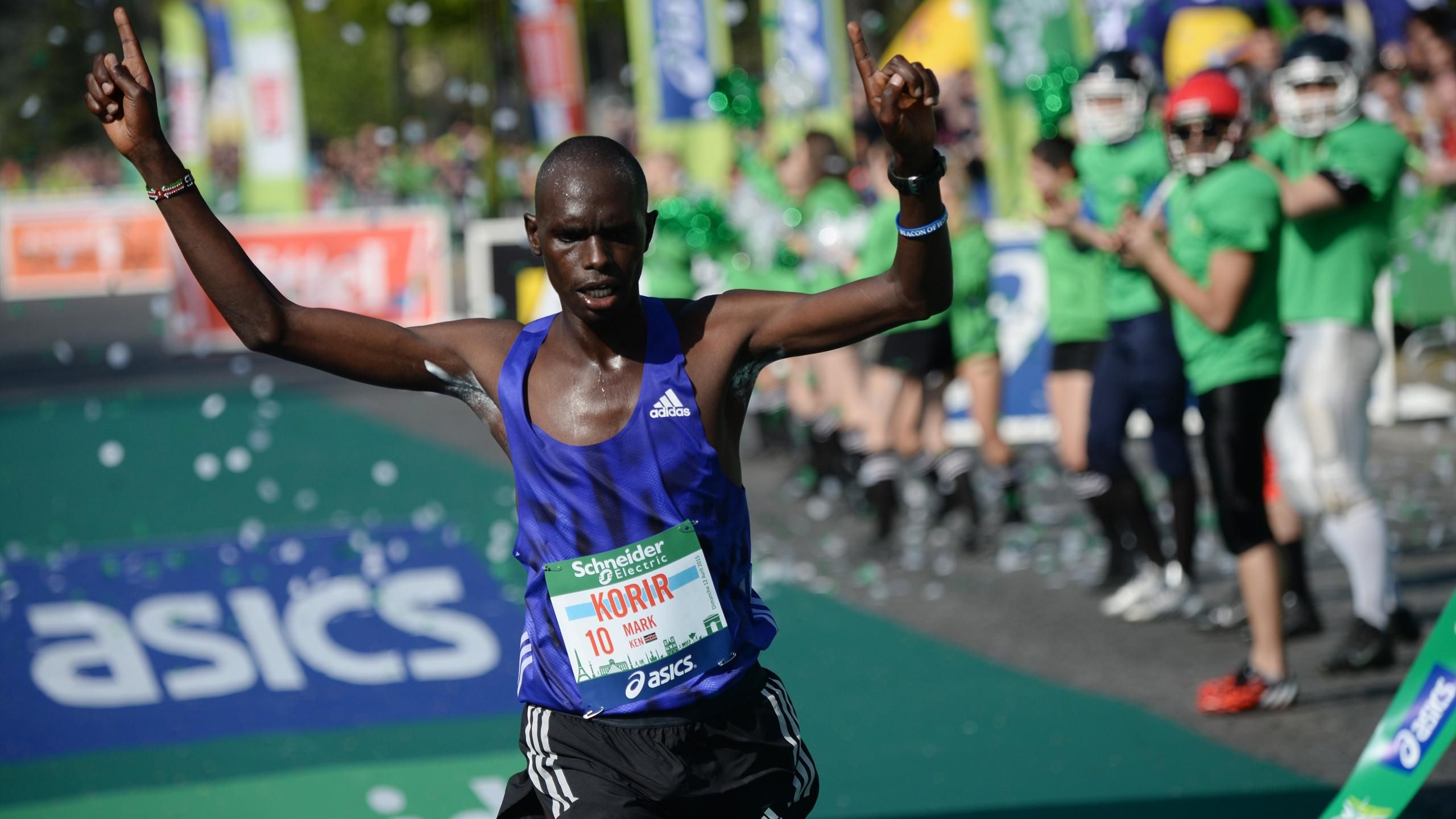 Kenyan Mark Korir wins Paris marathon - TNT Sports