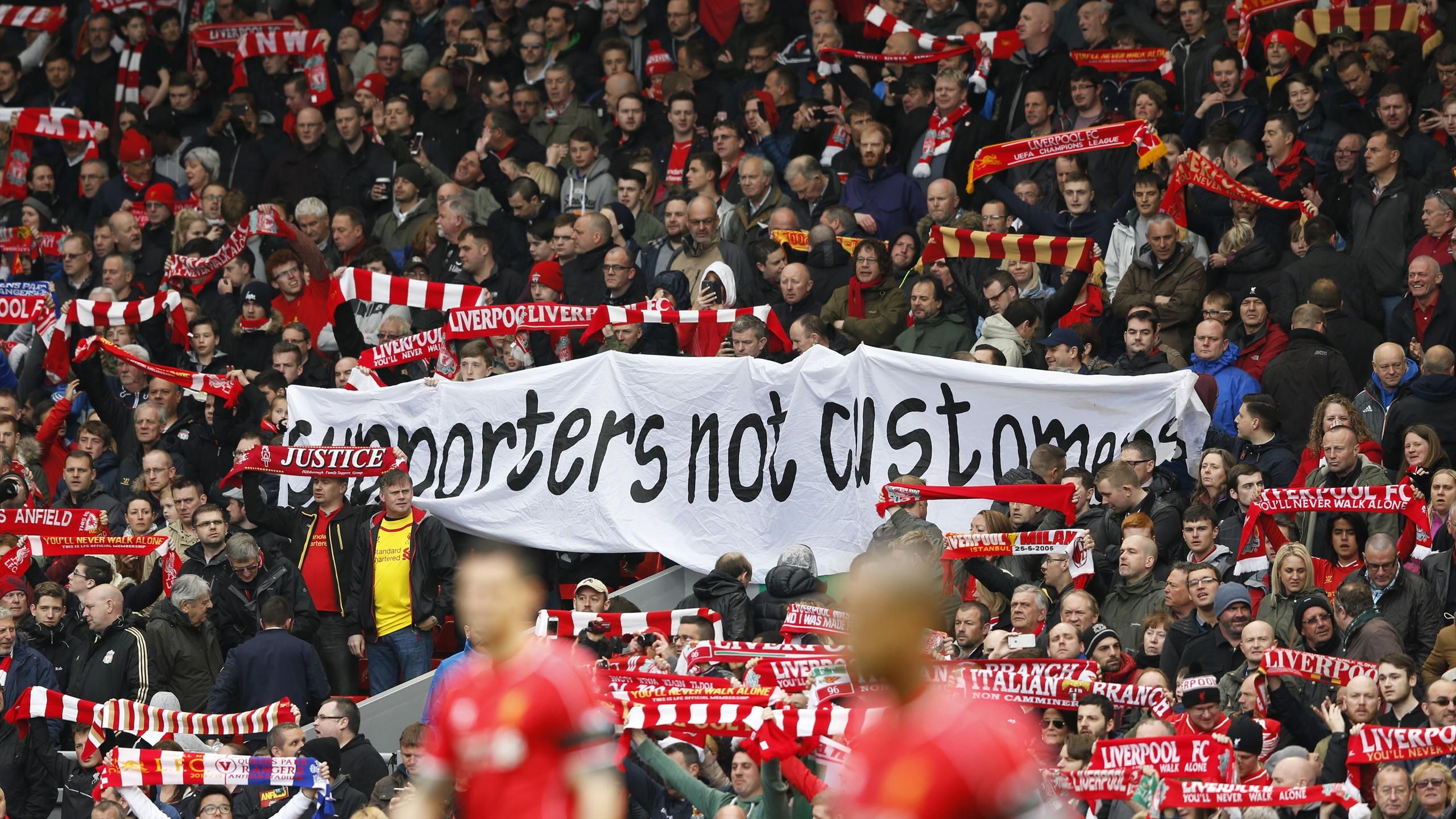 Angry Liverpool fans hit out at Brendan Rodgers and club owners - TNT ...