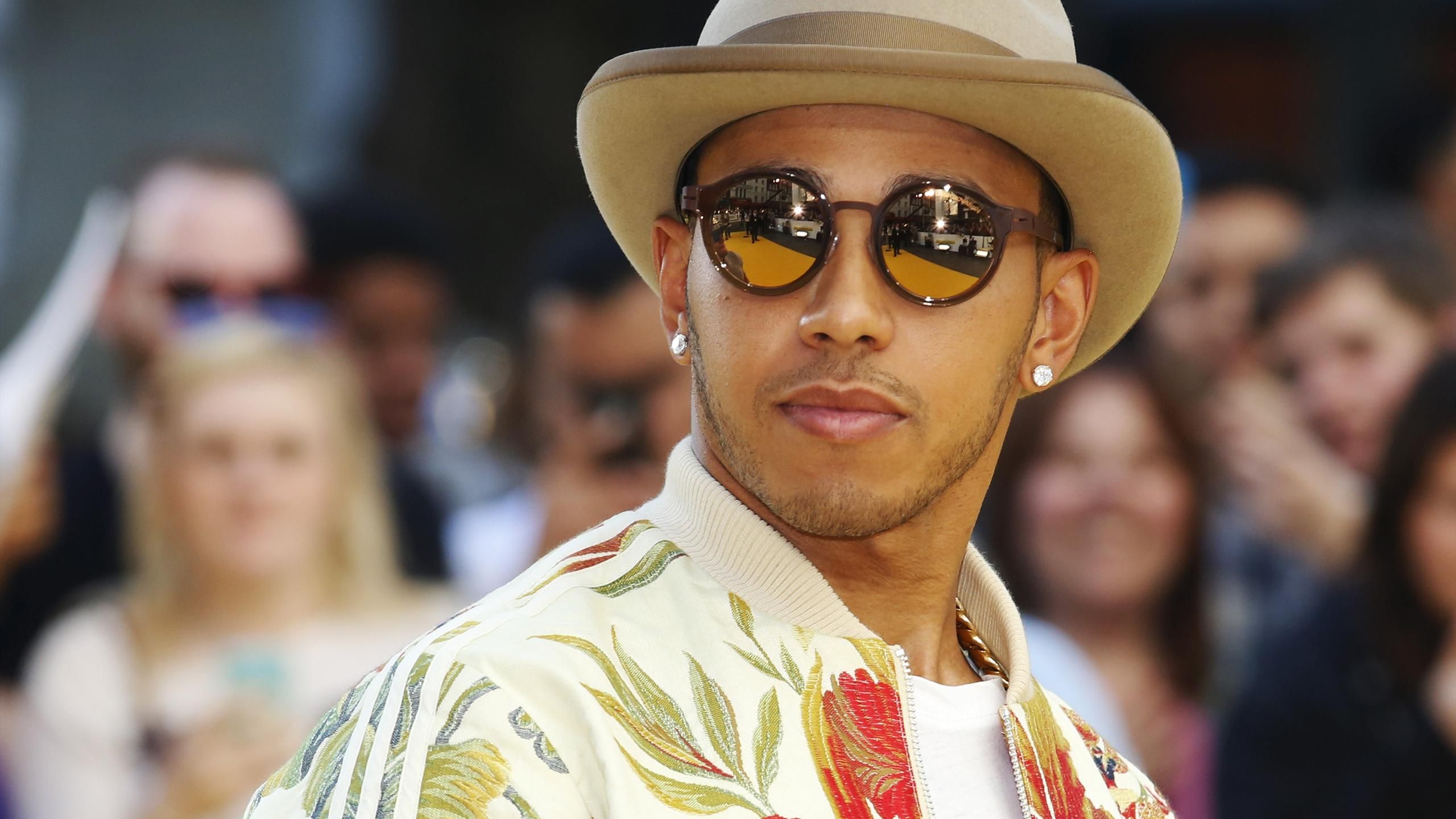 Lewis Hamilton attends movie premiere in striking outfit - TNT Sports