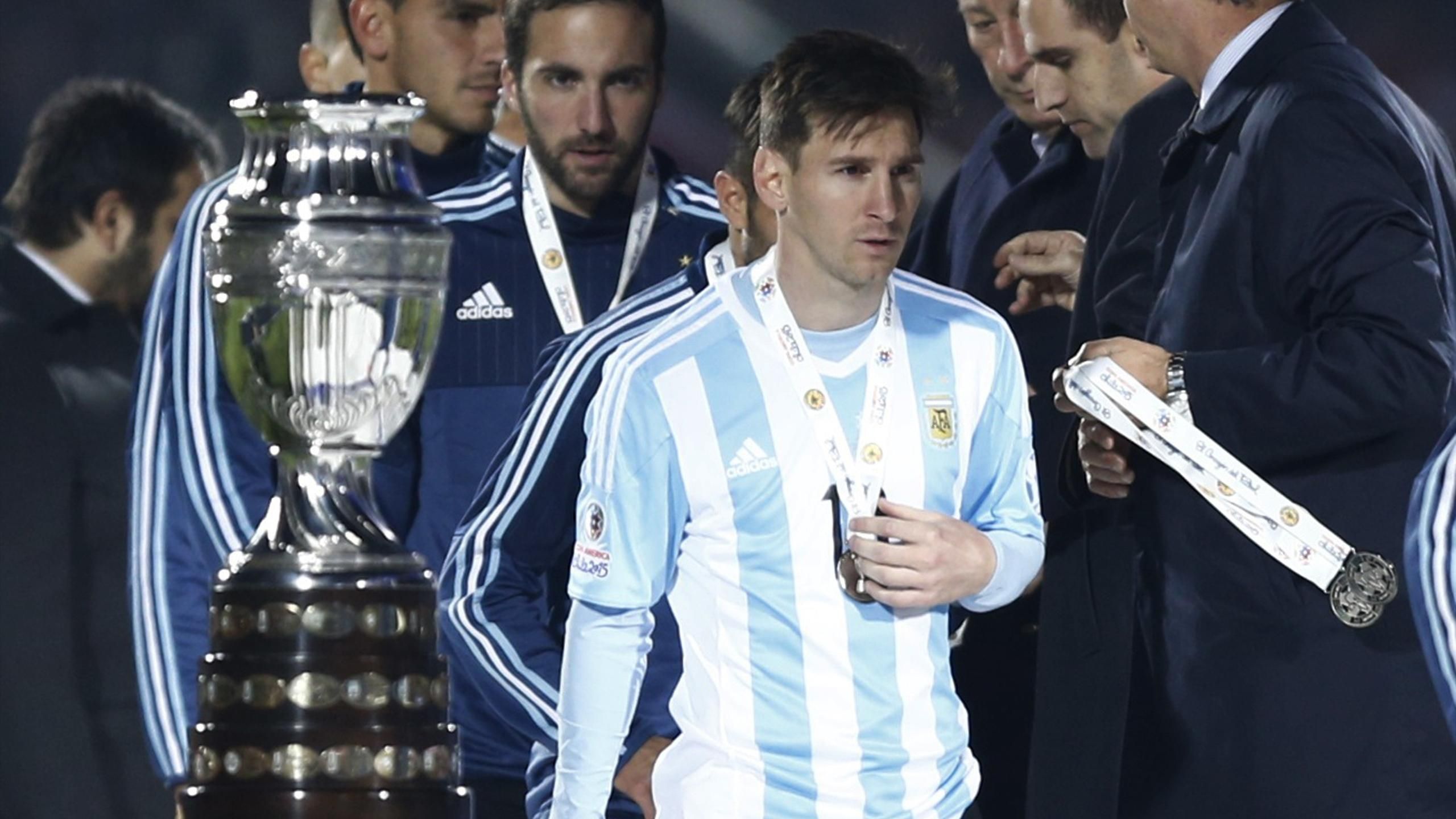 Devastated Lionel Messi poses for saddest selfie ever - TNT Sports