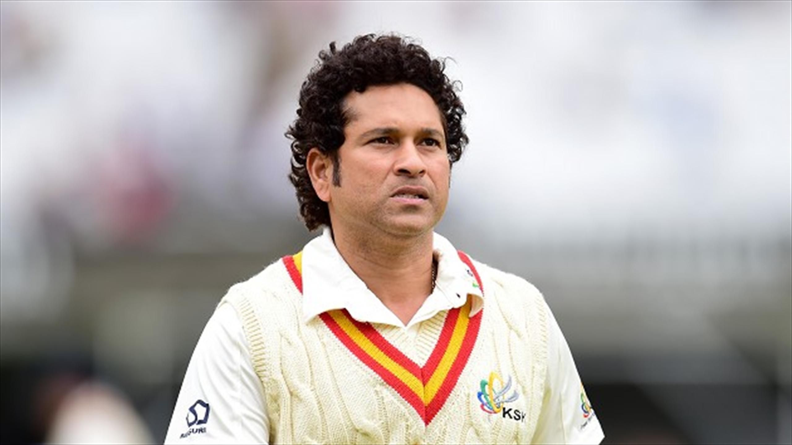 Tendulkar bowled a googly by buses - TNT Sports