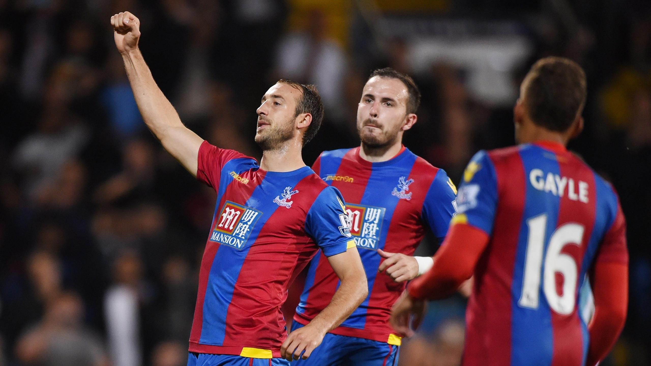 Man arrested for trying to punch Palace's eagle Kayla - TNT Sports