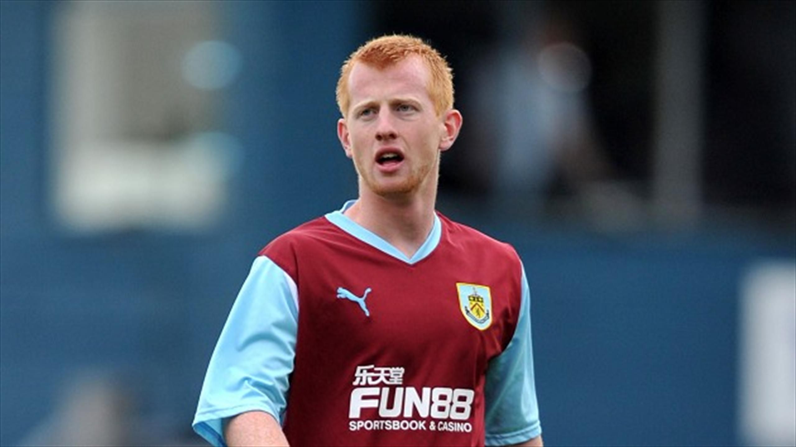 Oldham sign former Manchester United trainee Richard Eckersley - TNT Sports