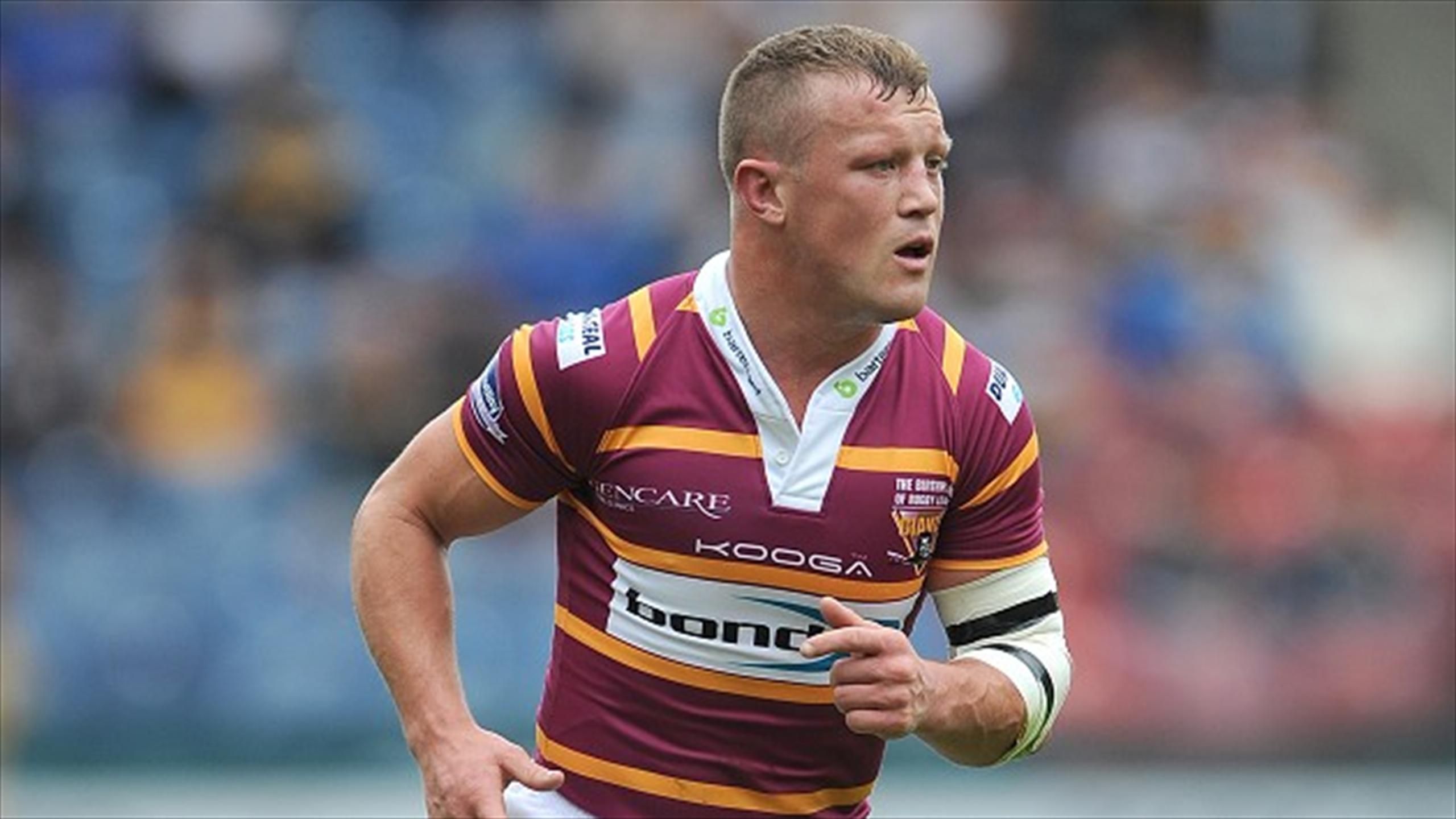 Huddersfield half-back Luke Robinson retires after hip warning - TNT Sports