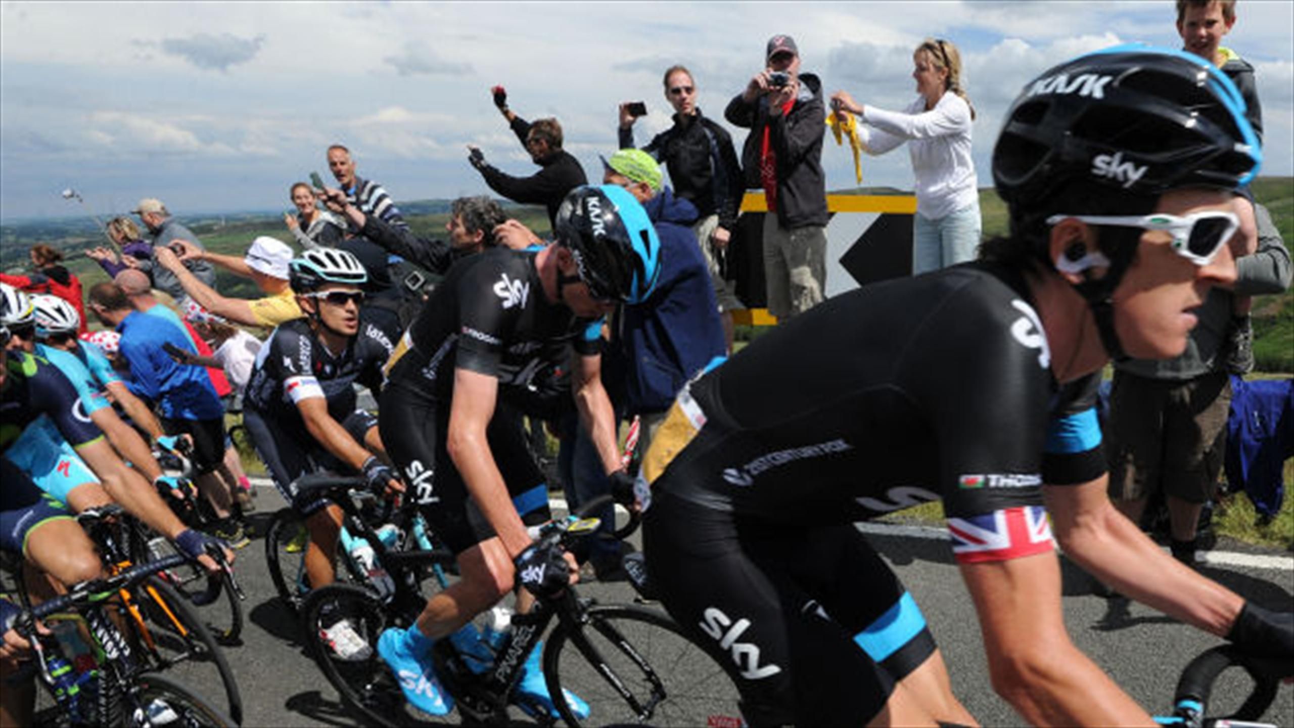 Controversy over push in team time trial - TNT Sports