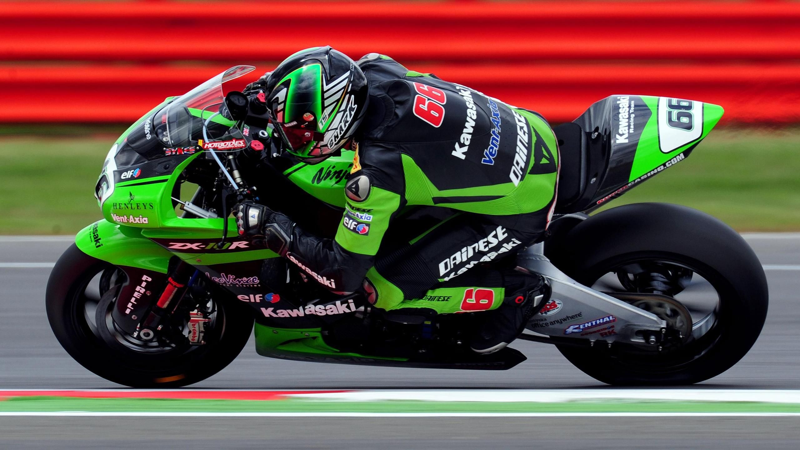 Tom Sykes takes pole at Phillip Island to equal Corser record - TNT Sports