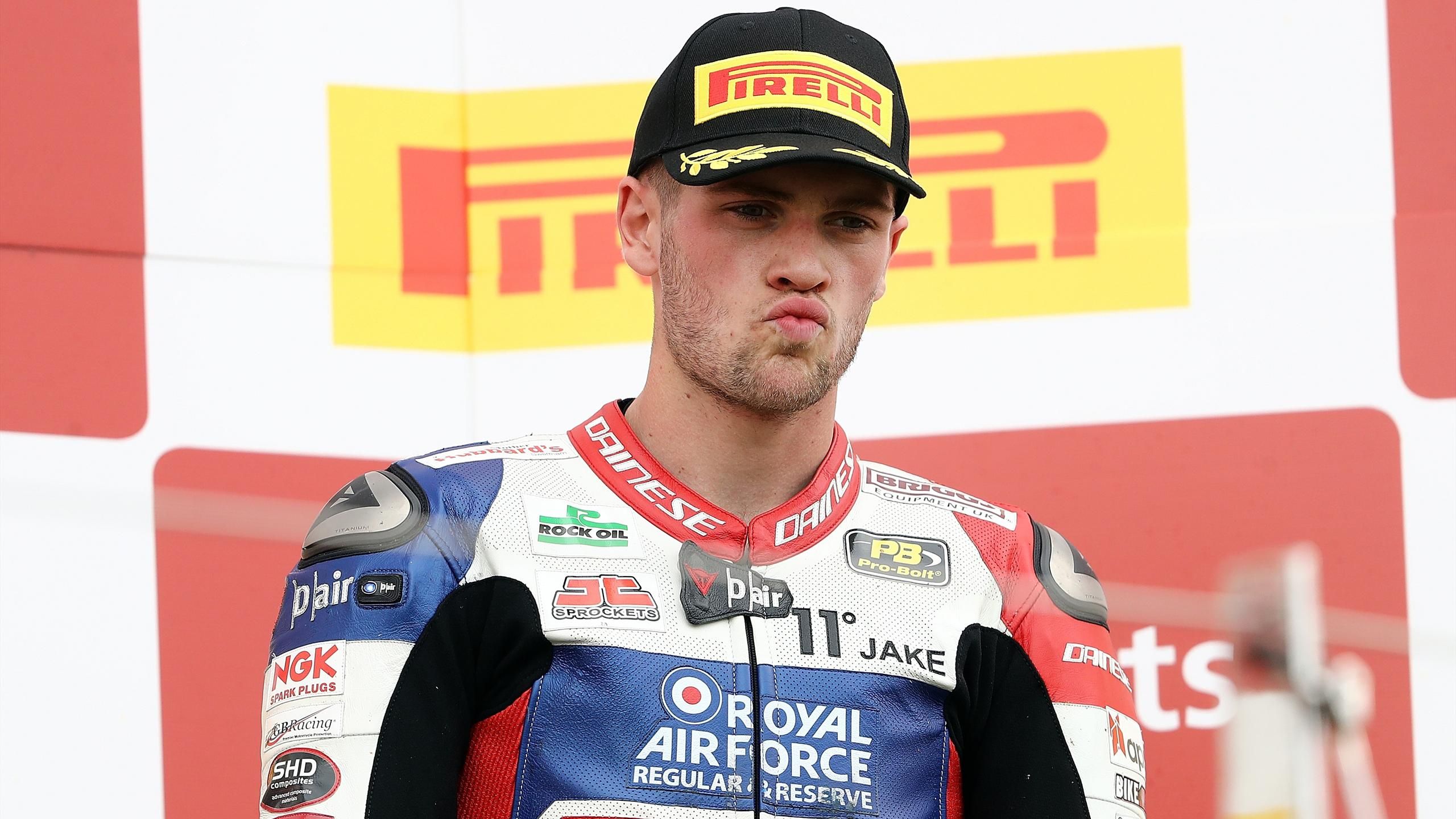 BSB: Jake Dixon holds off Leon Haslam for Showdown double at Oulton Park - TNT Sports