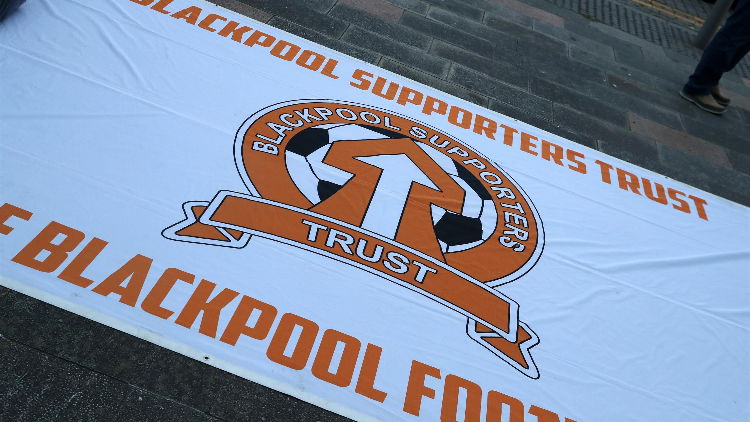 Blackpool fan protests on roof of Arsenal team bus - TNT Sports