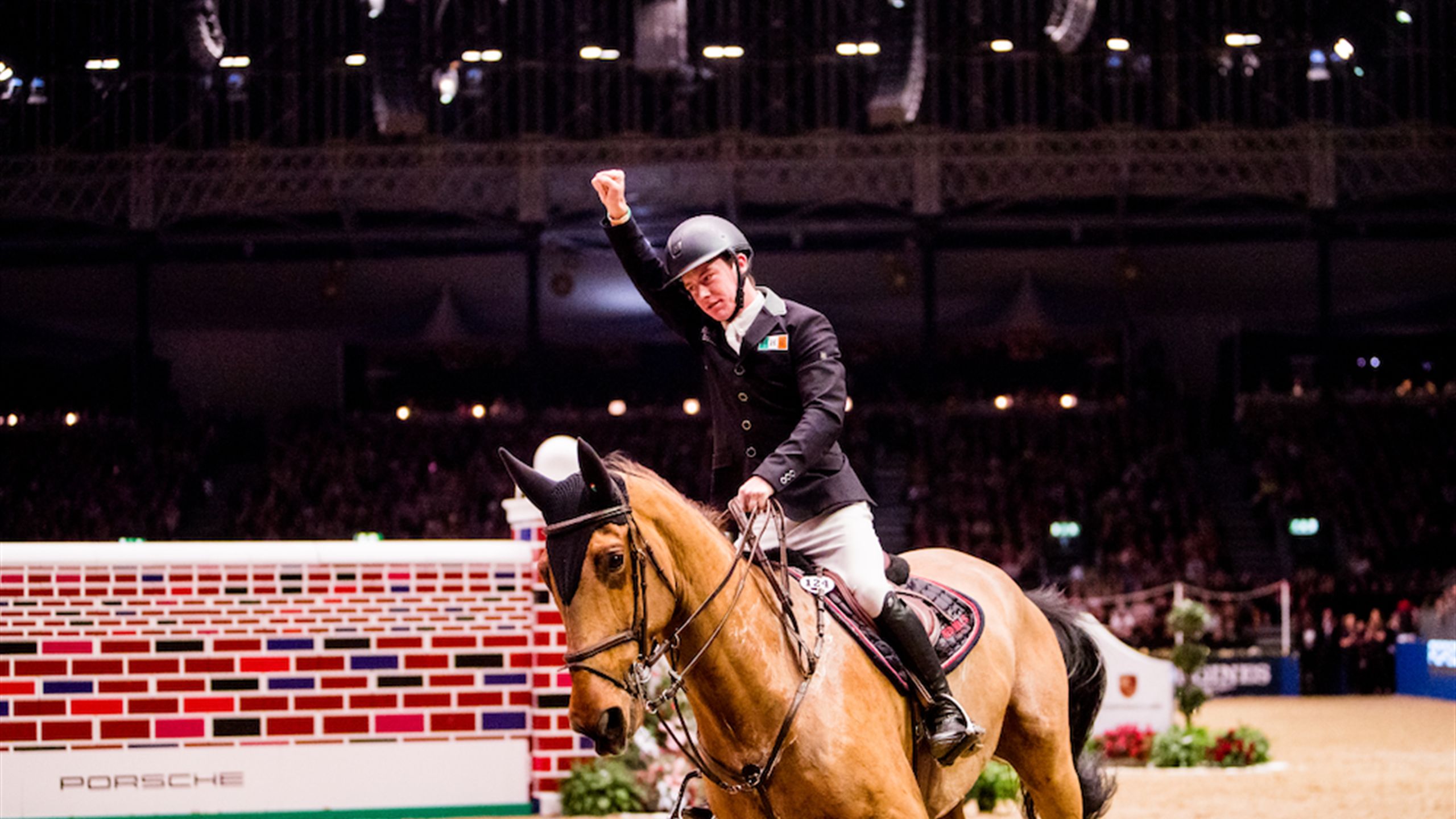 William Whitaker and Michael Pender win the Puissance of London - TNT ...