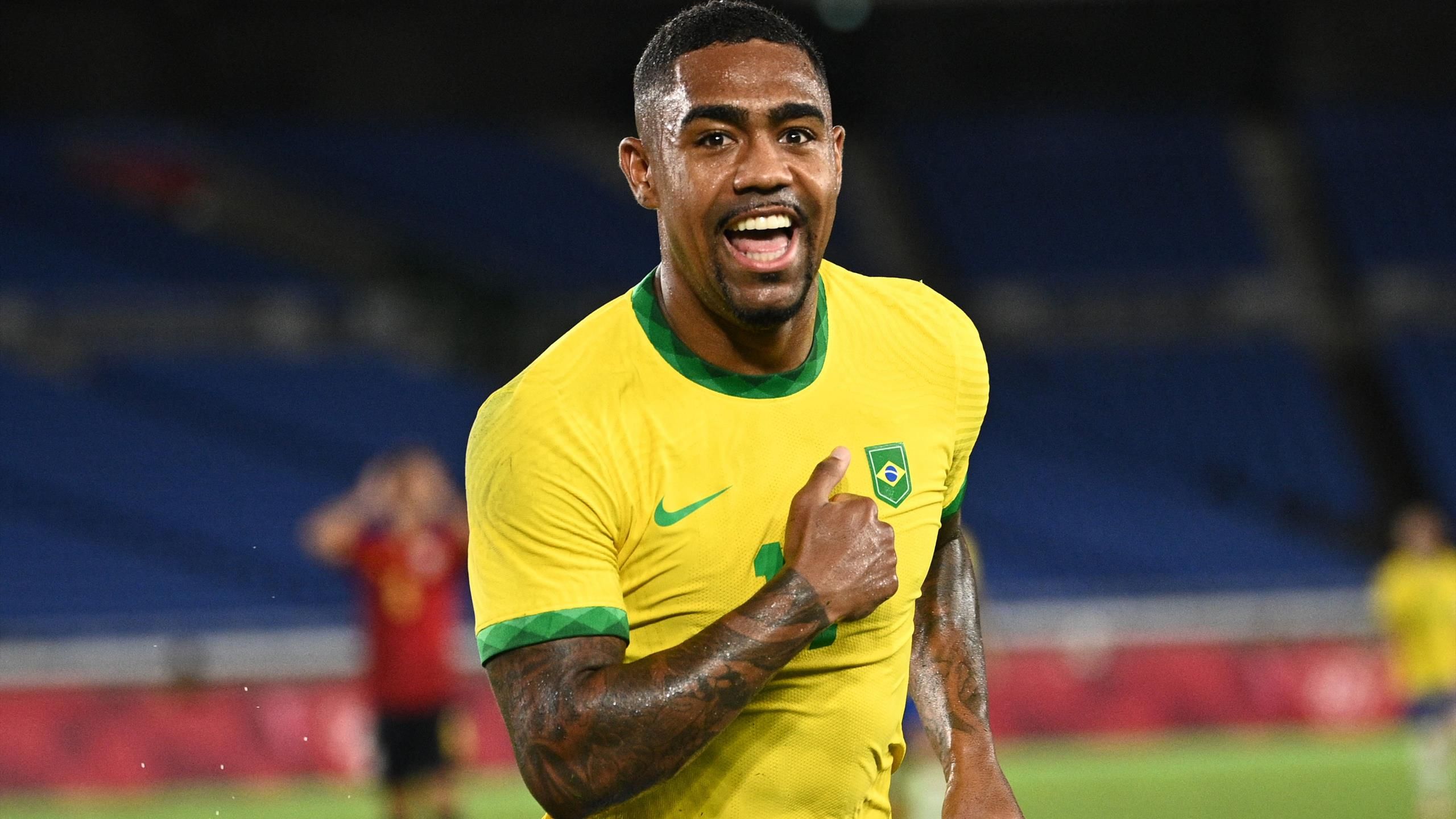 'Look at the pace he's got here' Malcom races away to secure football ...