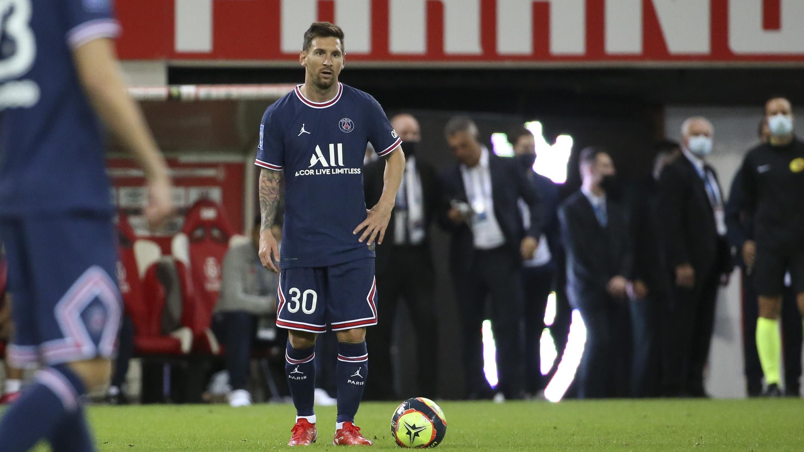 Lionel Messi plays for PSG and it's dangerously weird - The Warm-Up ...