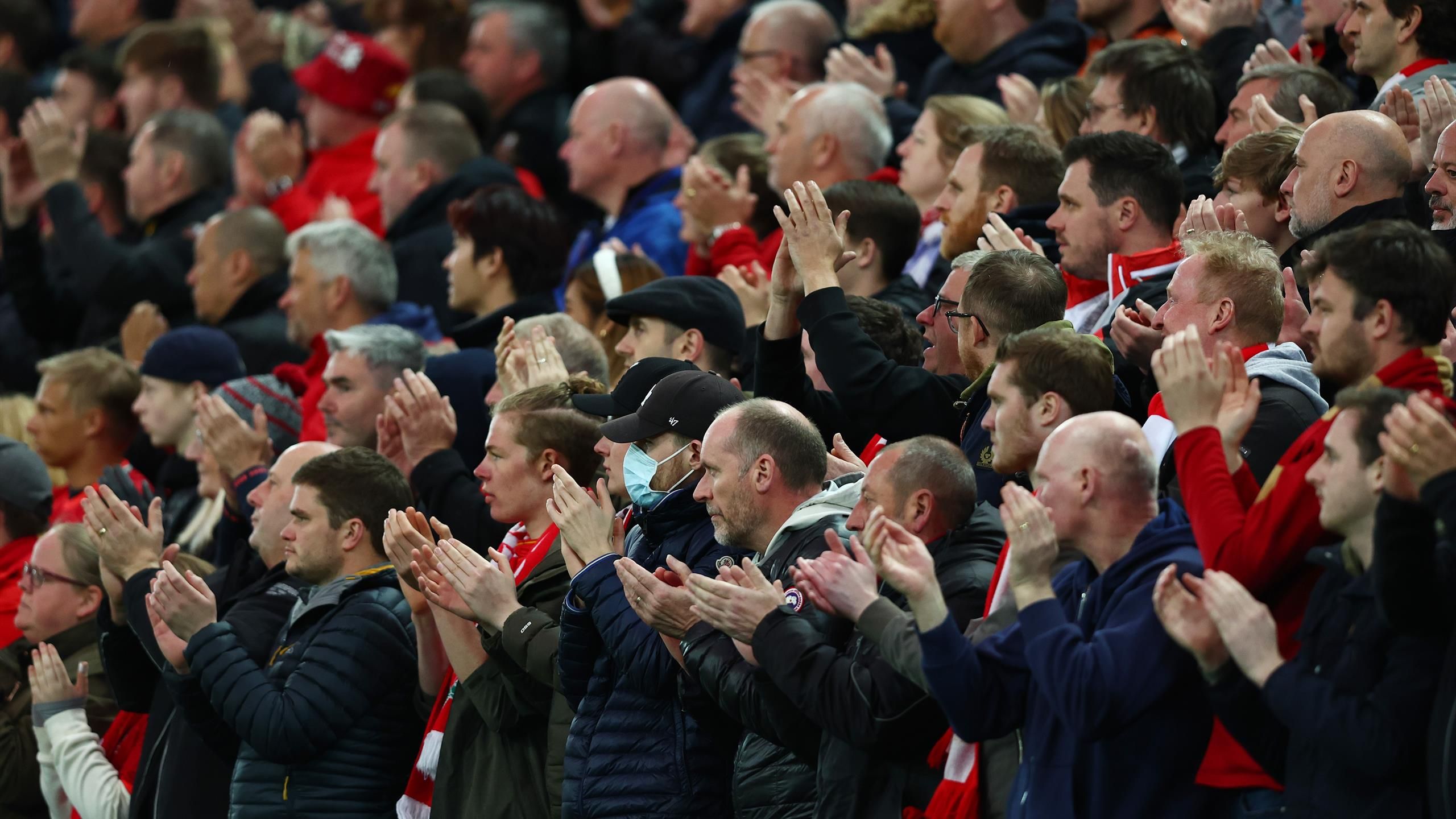 Liverpool fans lead applause for Cristiano Ronaldo and sing ‘You’ll ...