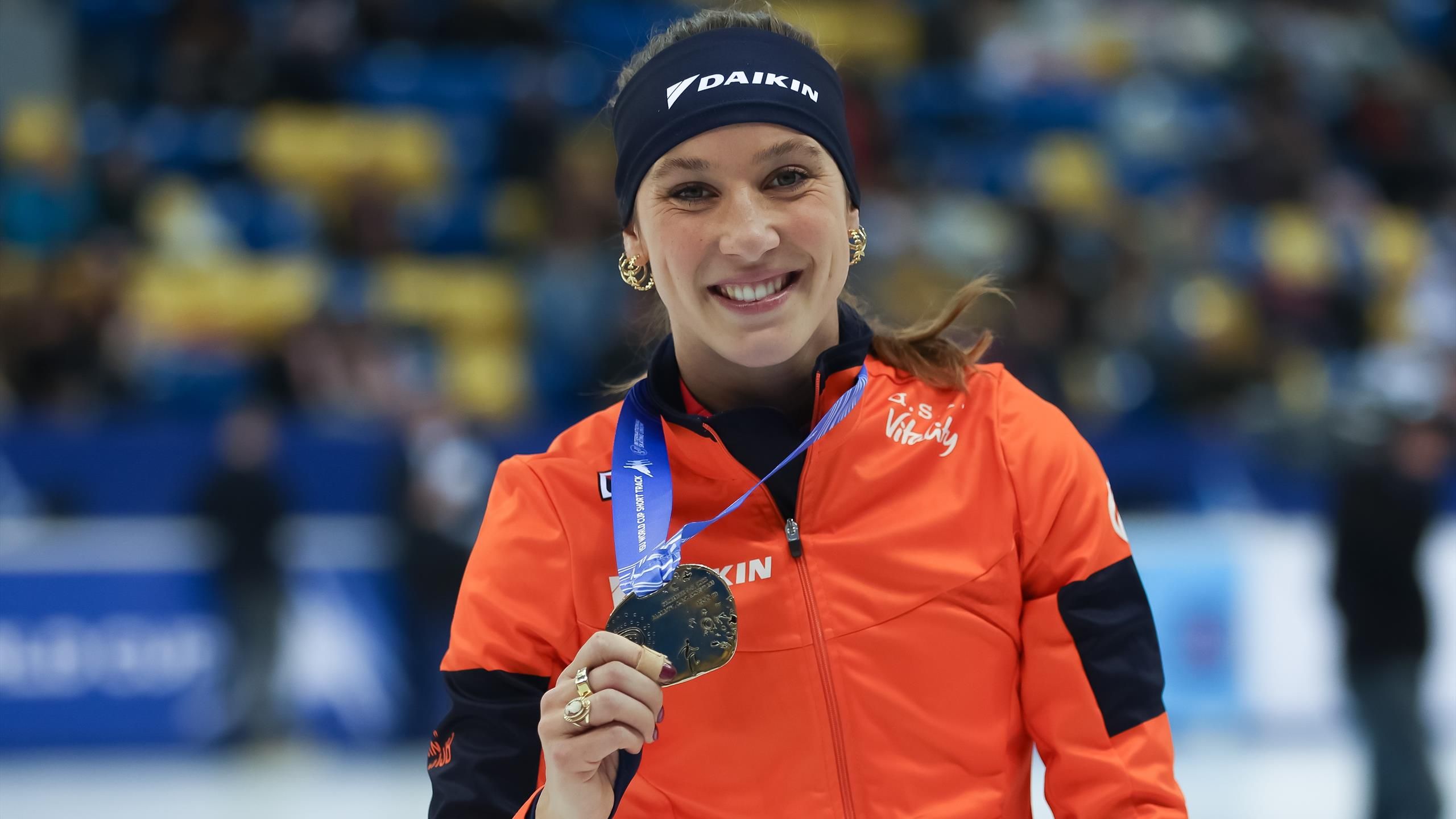 Suzanne Schulting and Courtney Sarault strike short track gold in ...