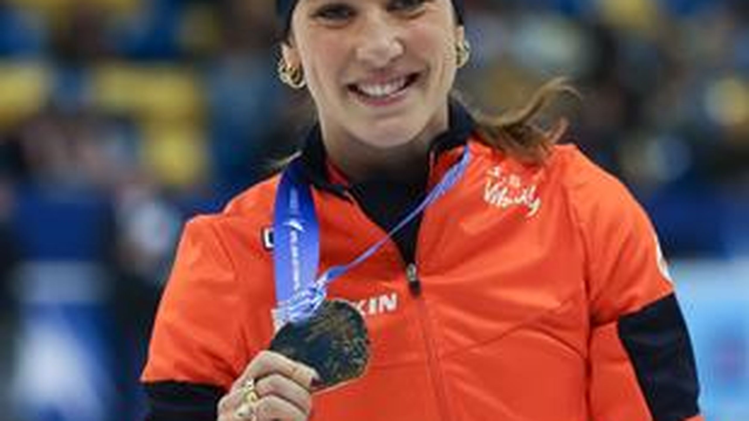 Suzanne Schulting and Courtney Sarault strike short track gold in ...
