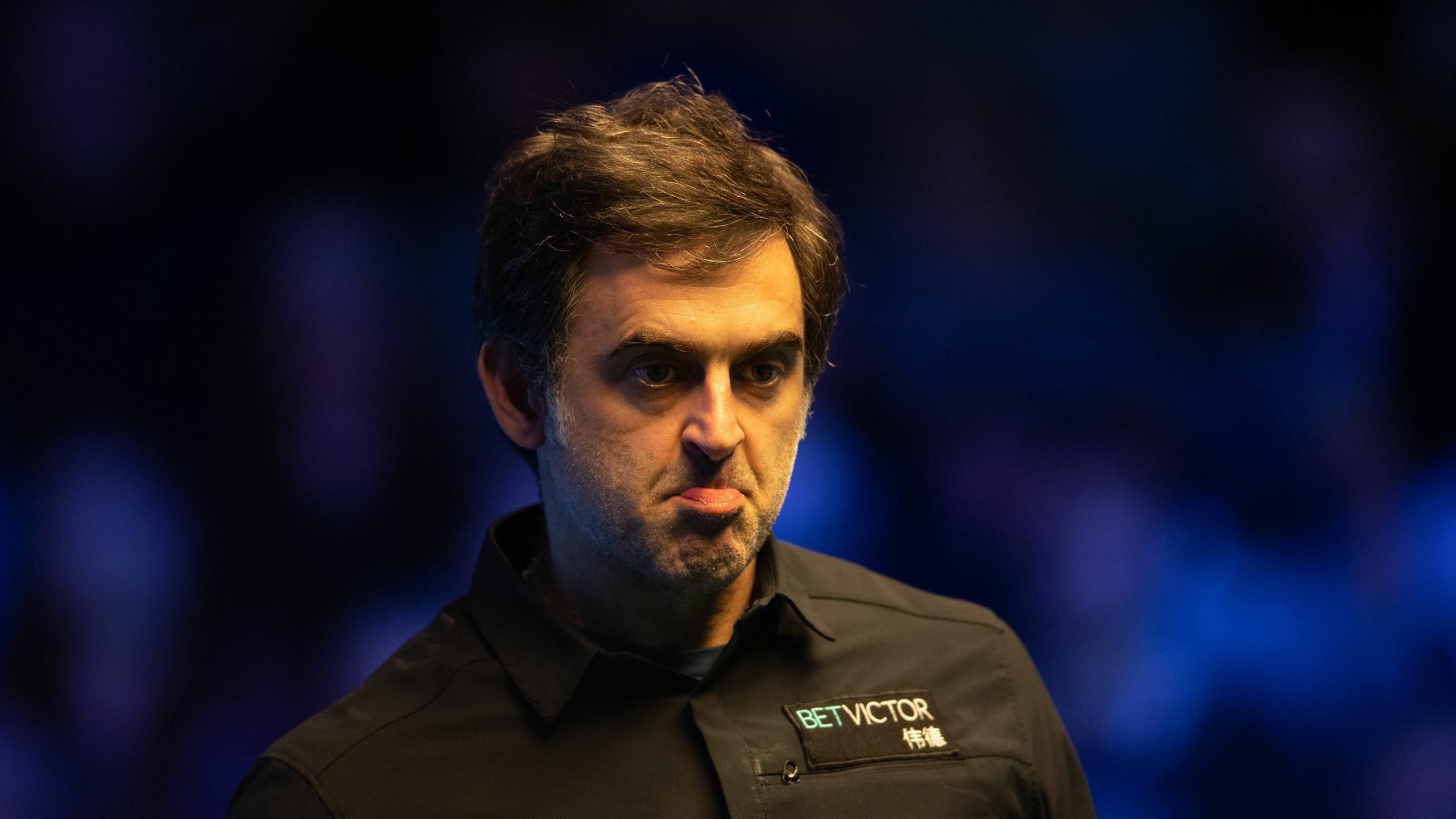 Ronnie O’Sullivan overcomes tip problems and forfeited frame to beat ...