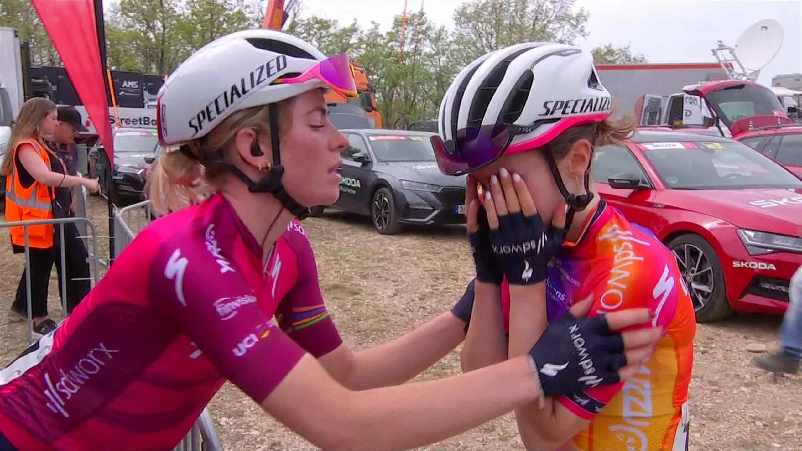 Vuelta Femenina: Niamh Fisher-Black comforted by SD Worx team-mate Demi Vollering after ...