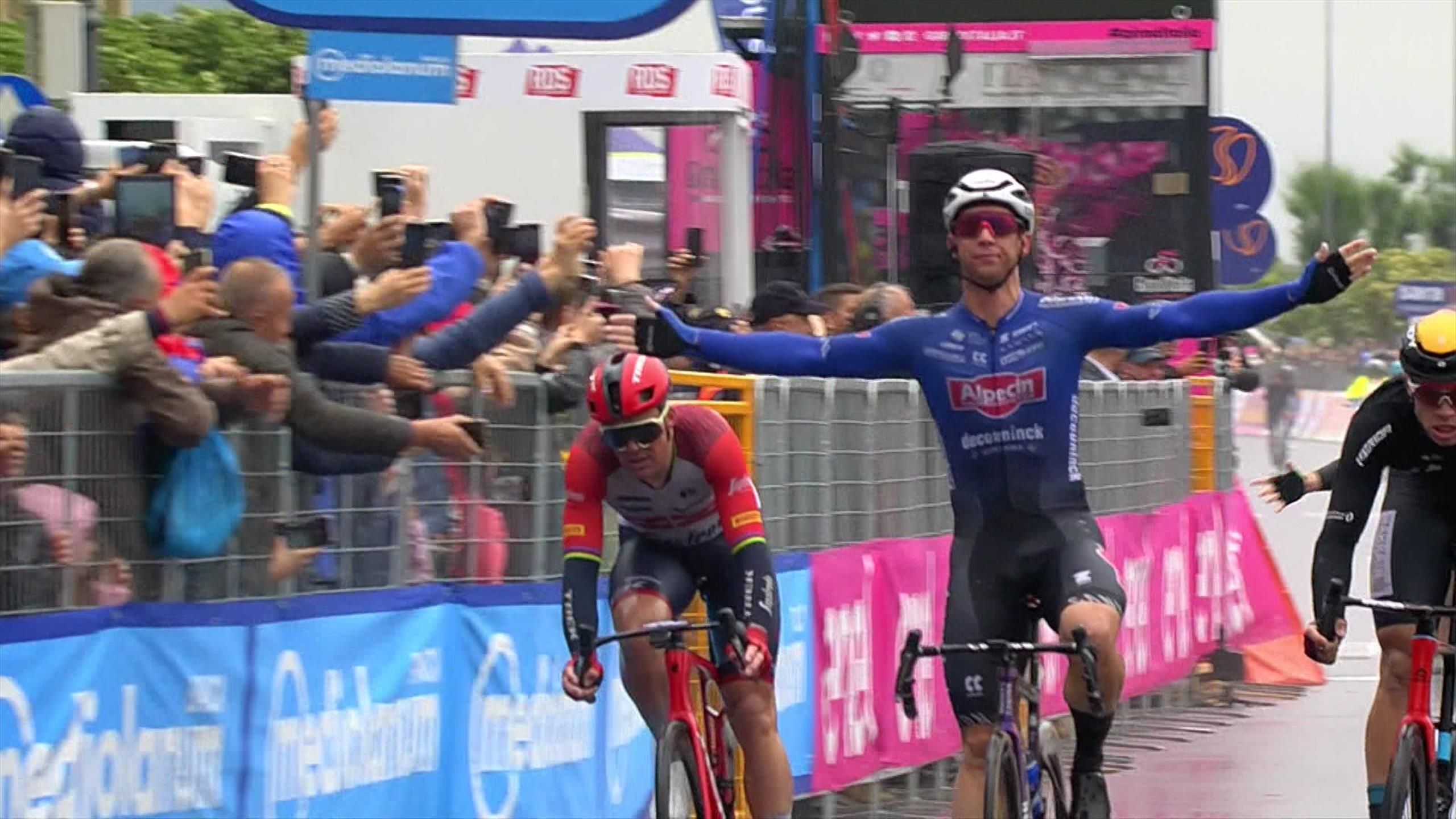Giro d'Italia 2023 Stage 5 highlights: Dog and crash drama for Remco ...