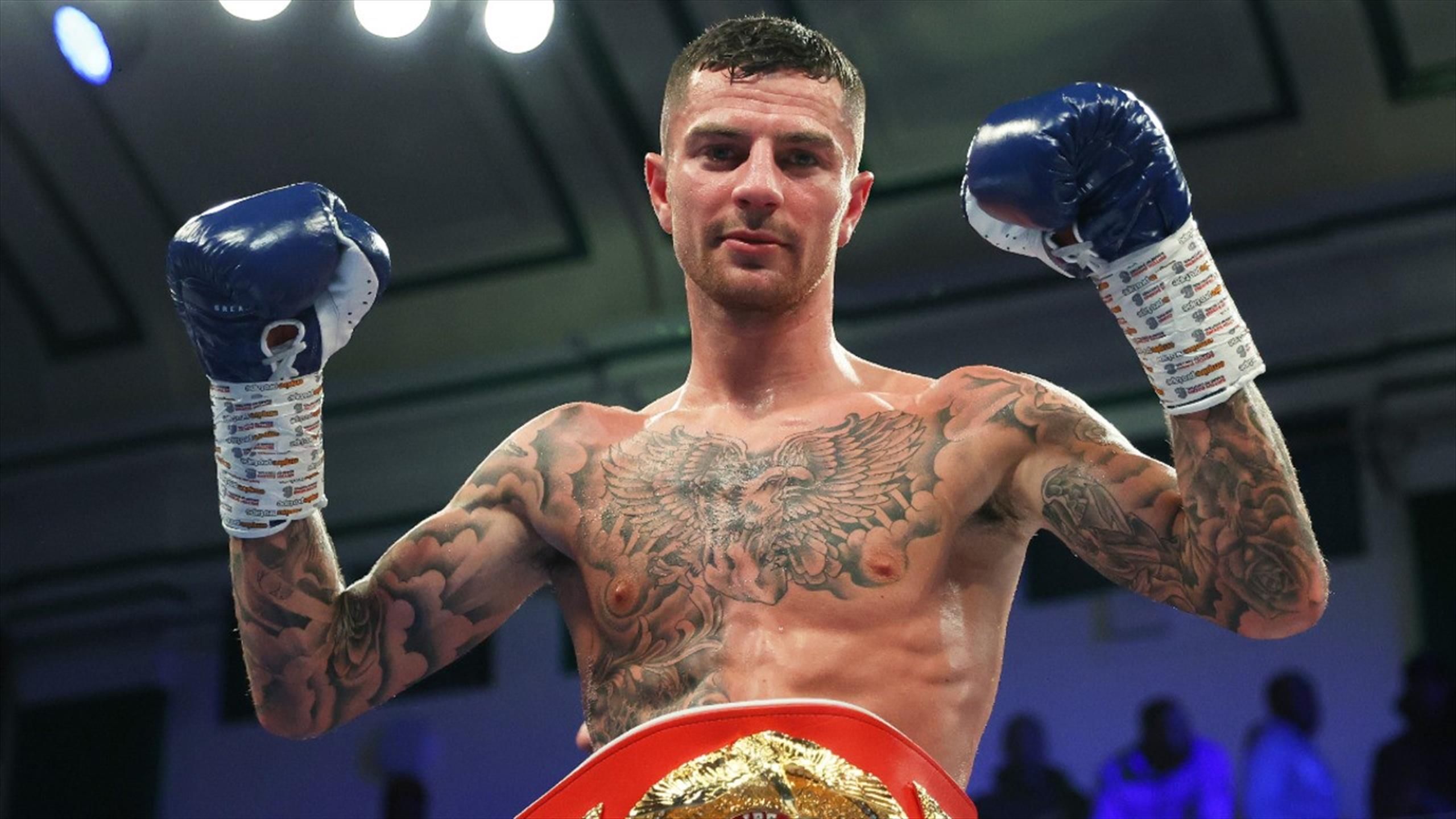 Mark Chamberlain clinically defends lightweight title against Marvin ...