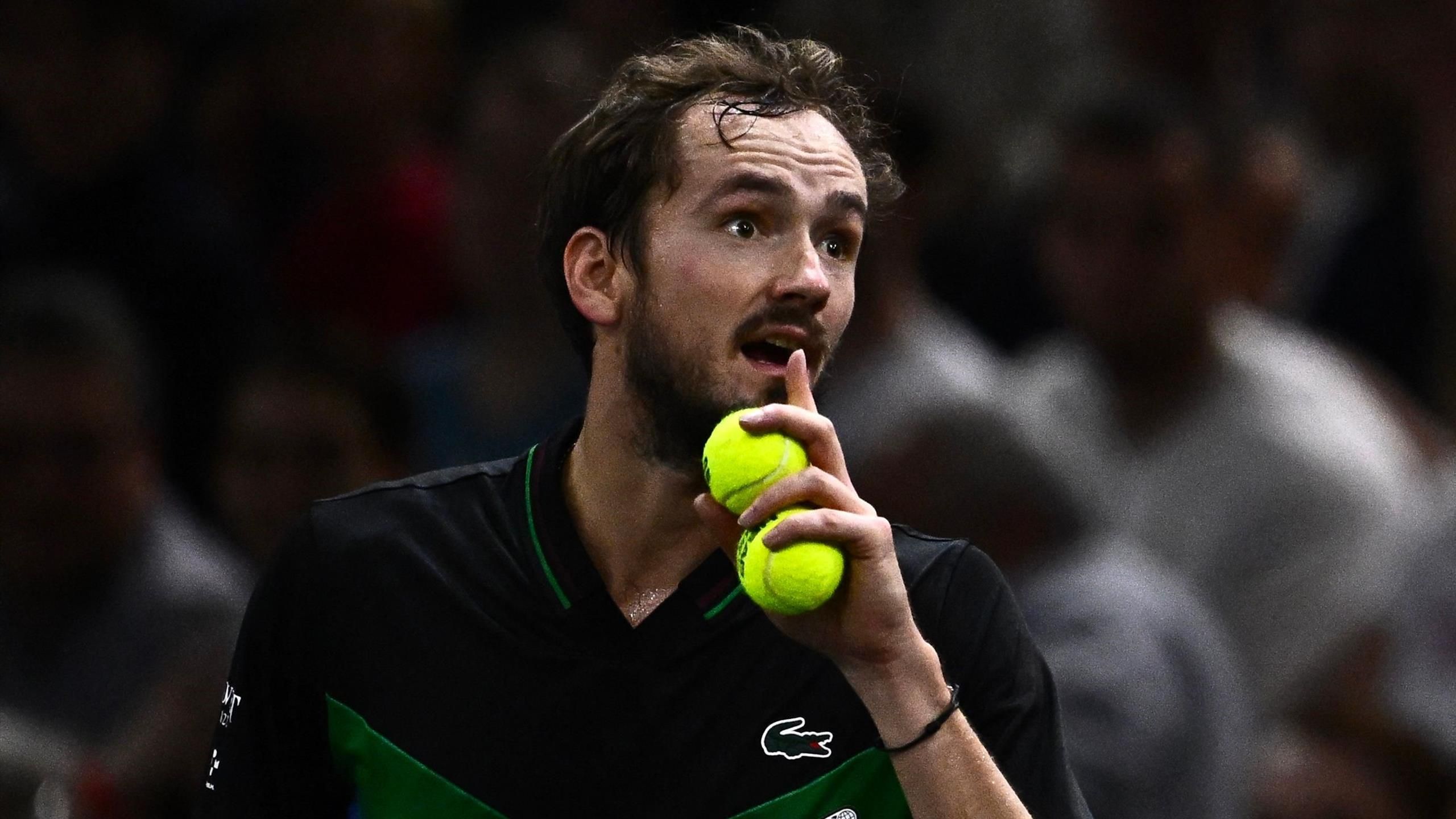 Daniil Medvedev appears to show Paris crowd middle finger after boos in ...