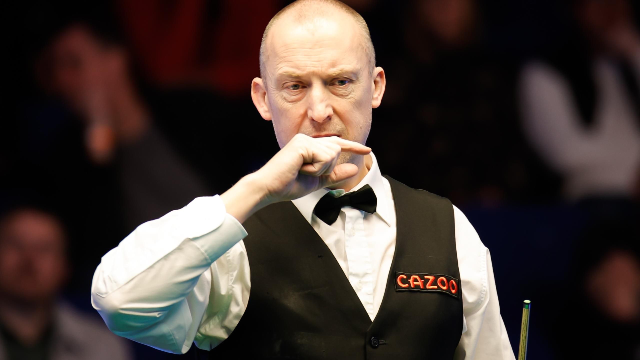 David Lilley drops chalk in bizarre foul during UK Championship ...