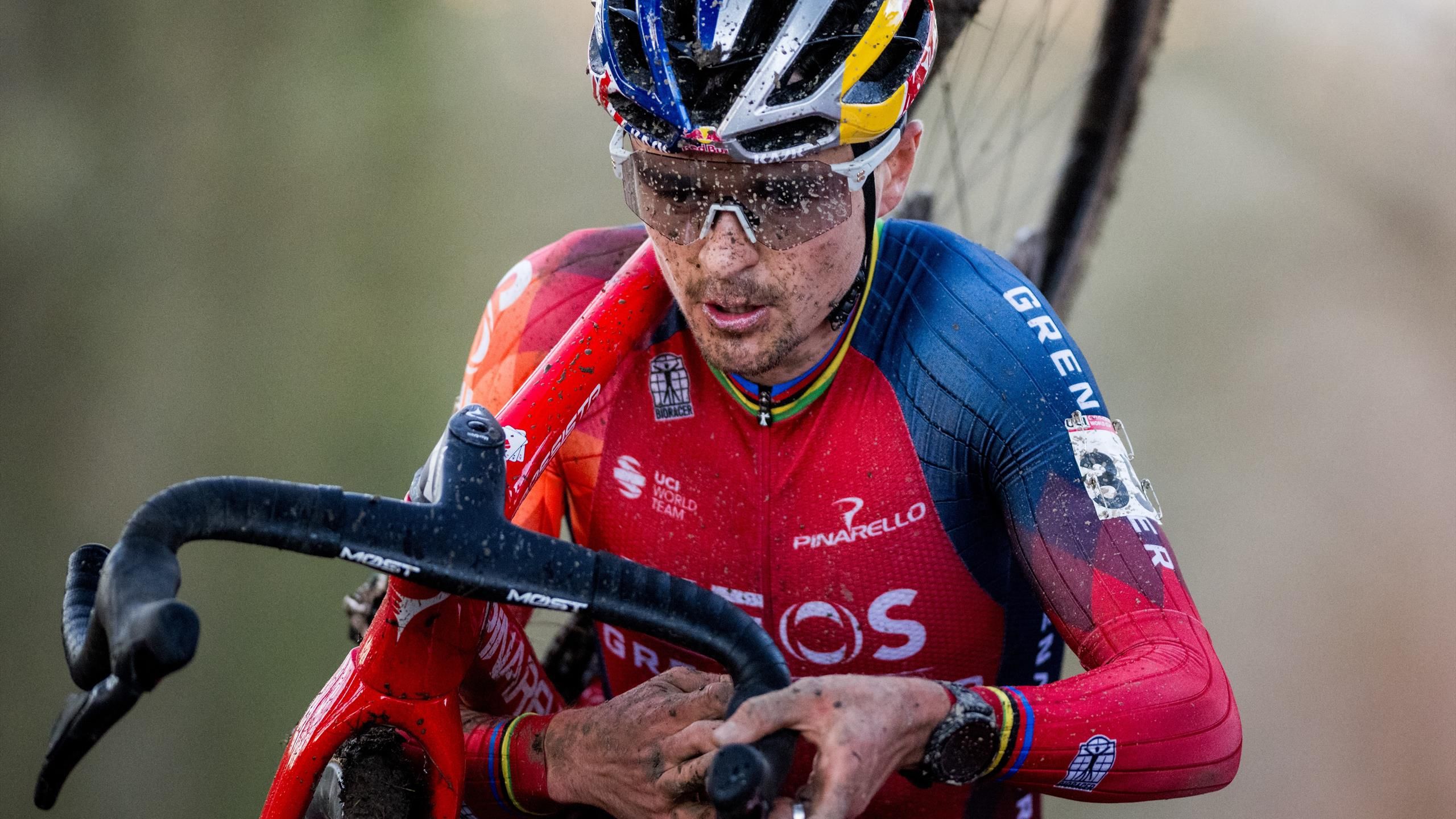 'Tom Pidcock goes down!' - British rider crashes in sand at cyclo-cross ...