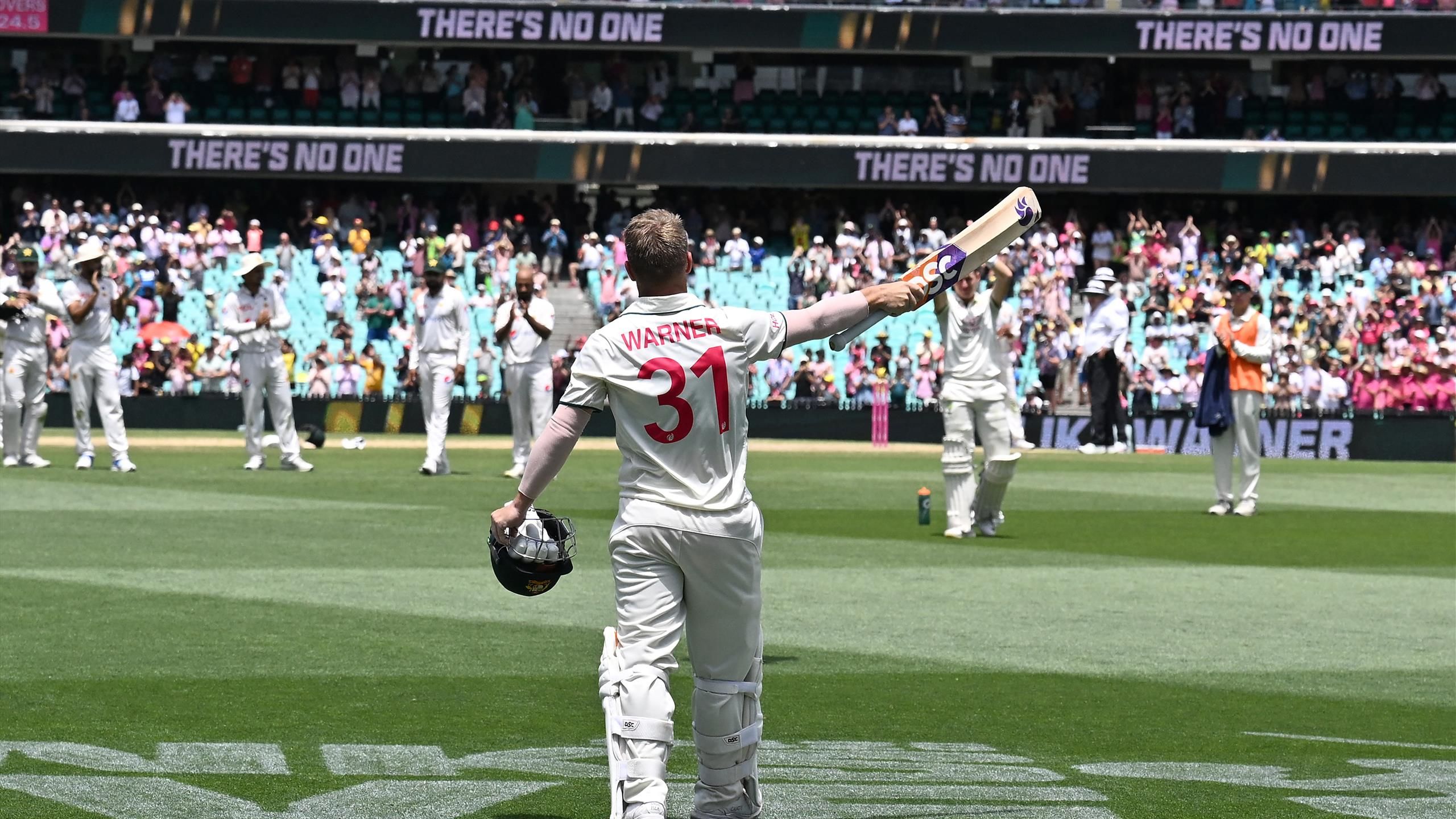 'Wonderful scenes' as retiring David Warner receives standing ovation ...