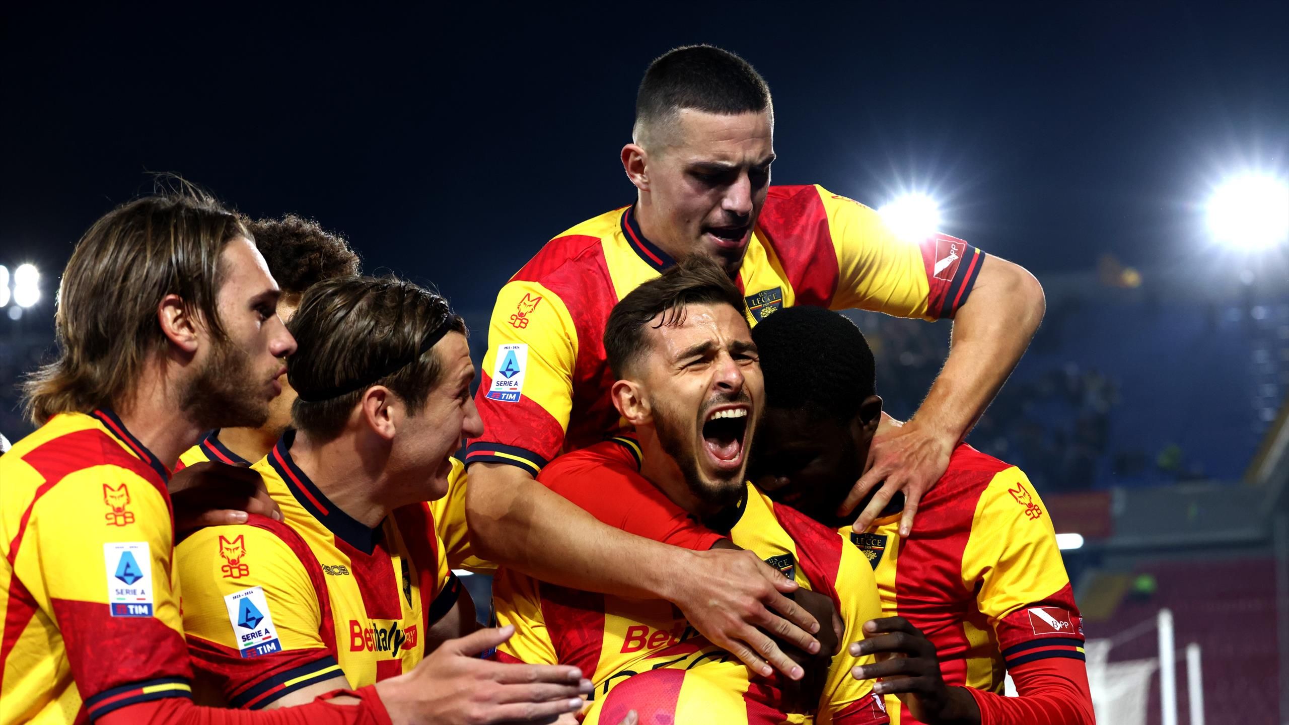 Remi Oudin curls beautiful low free-kick into bottom corner as Lecce ...