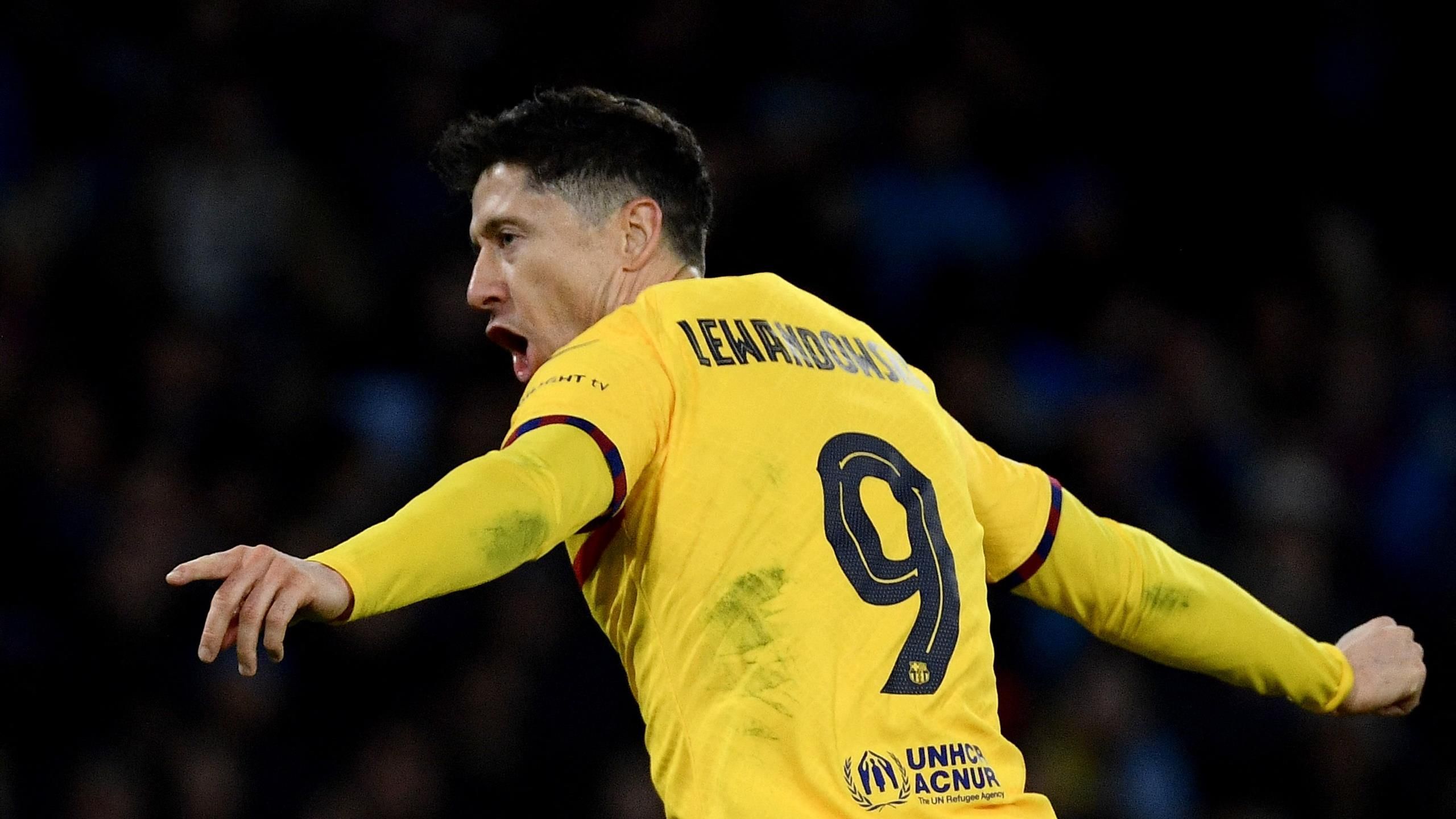 Robert Lewandowski scores opening goal in match between Barcelona and ...