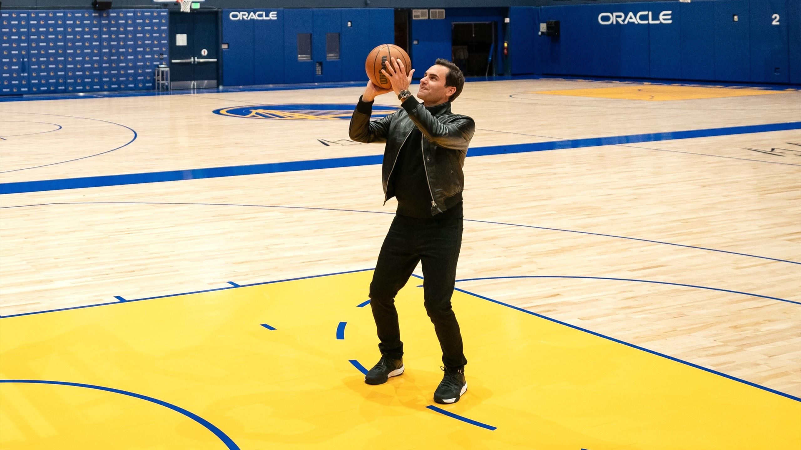 Roger Federer dazzles on basketball court in front of NBA superstar ...