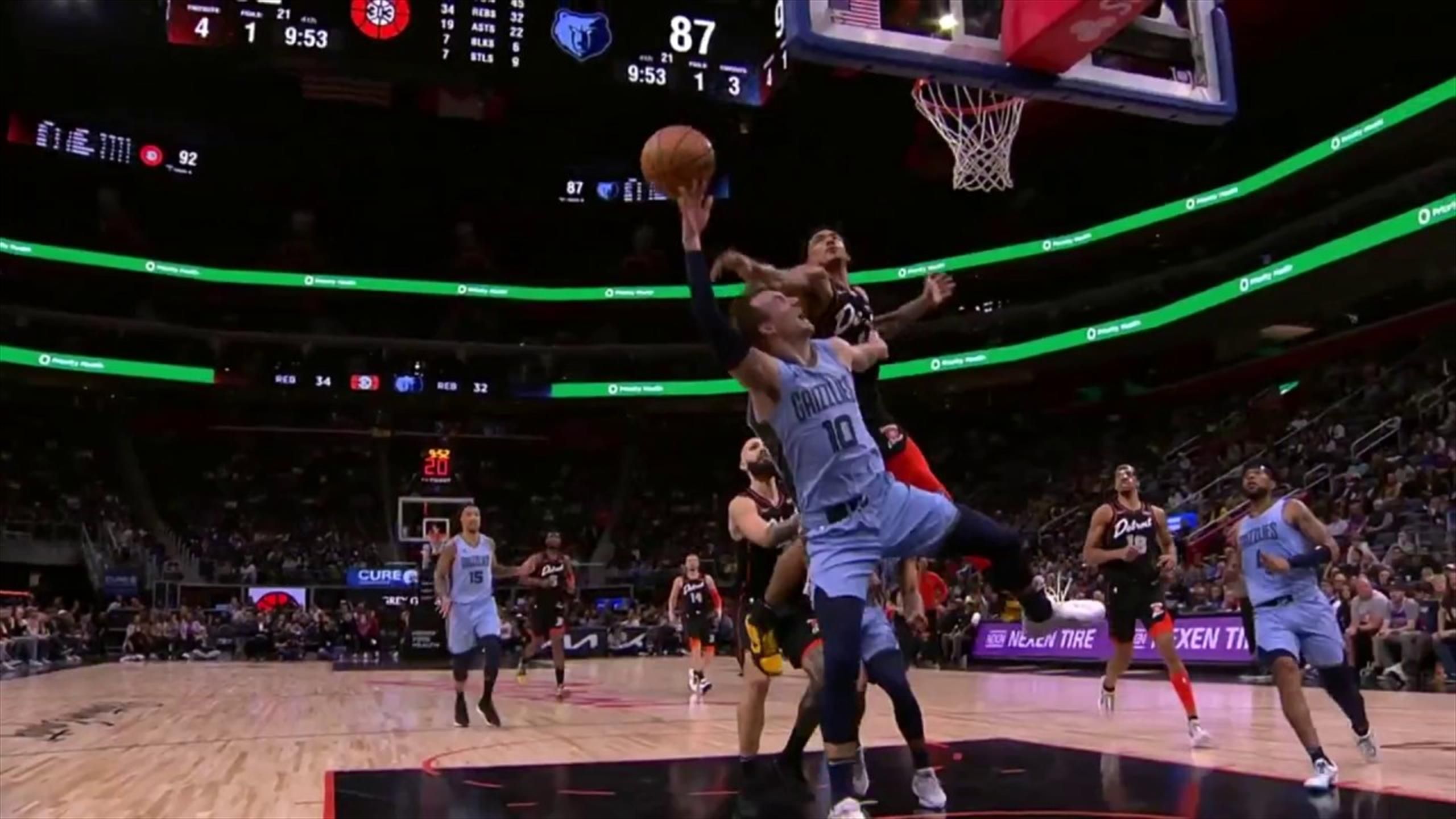 'Reverse with a burst!' - Lamar Stevens of the Memphis Grizzlies leads ...