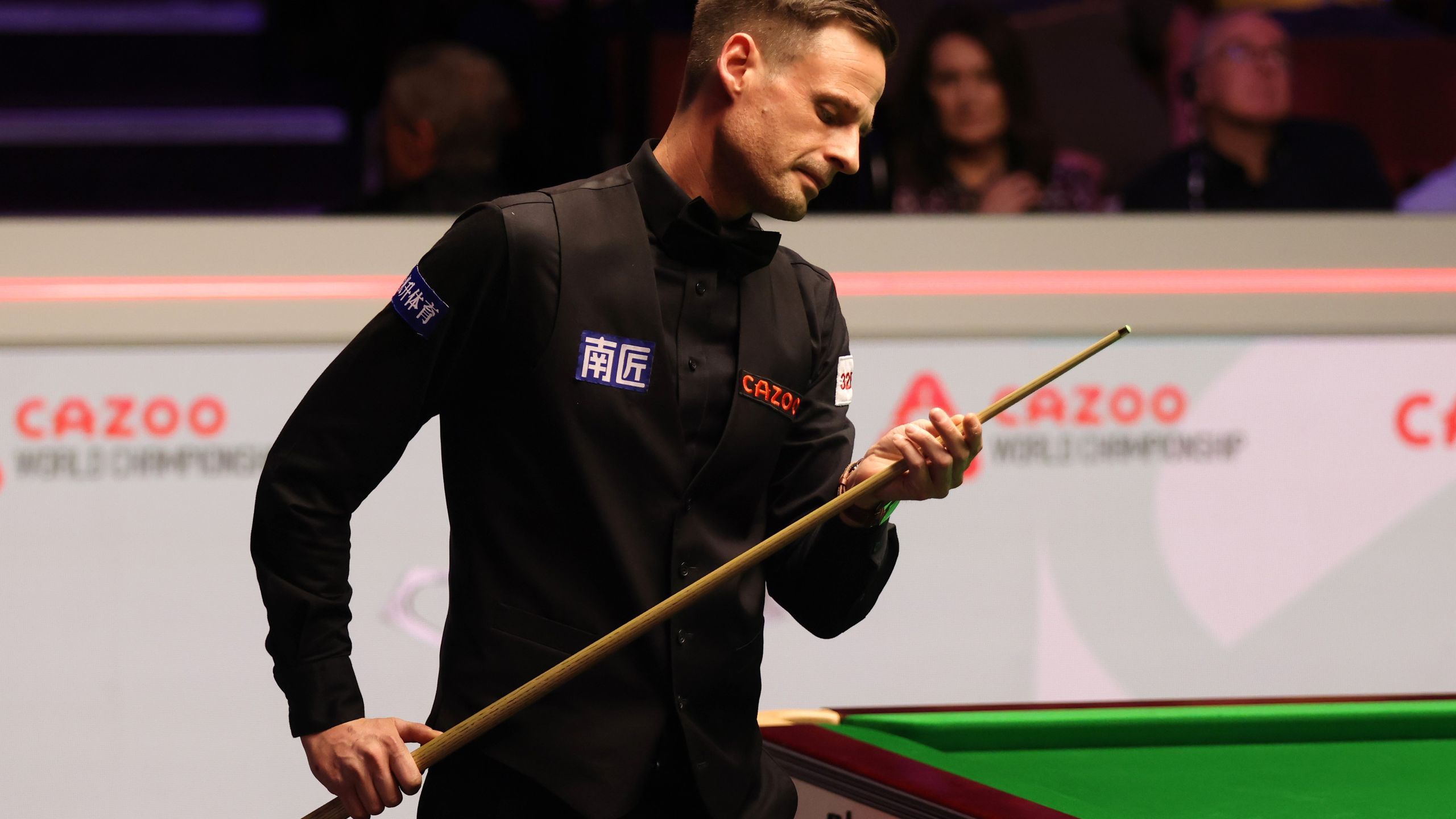 World Snooker Championship: David Gilbert jokes with crowd after ...