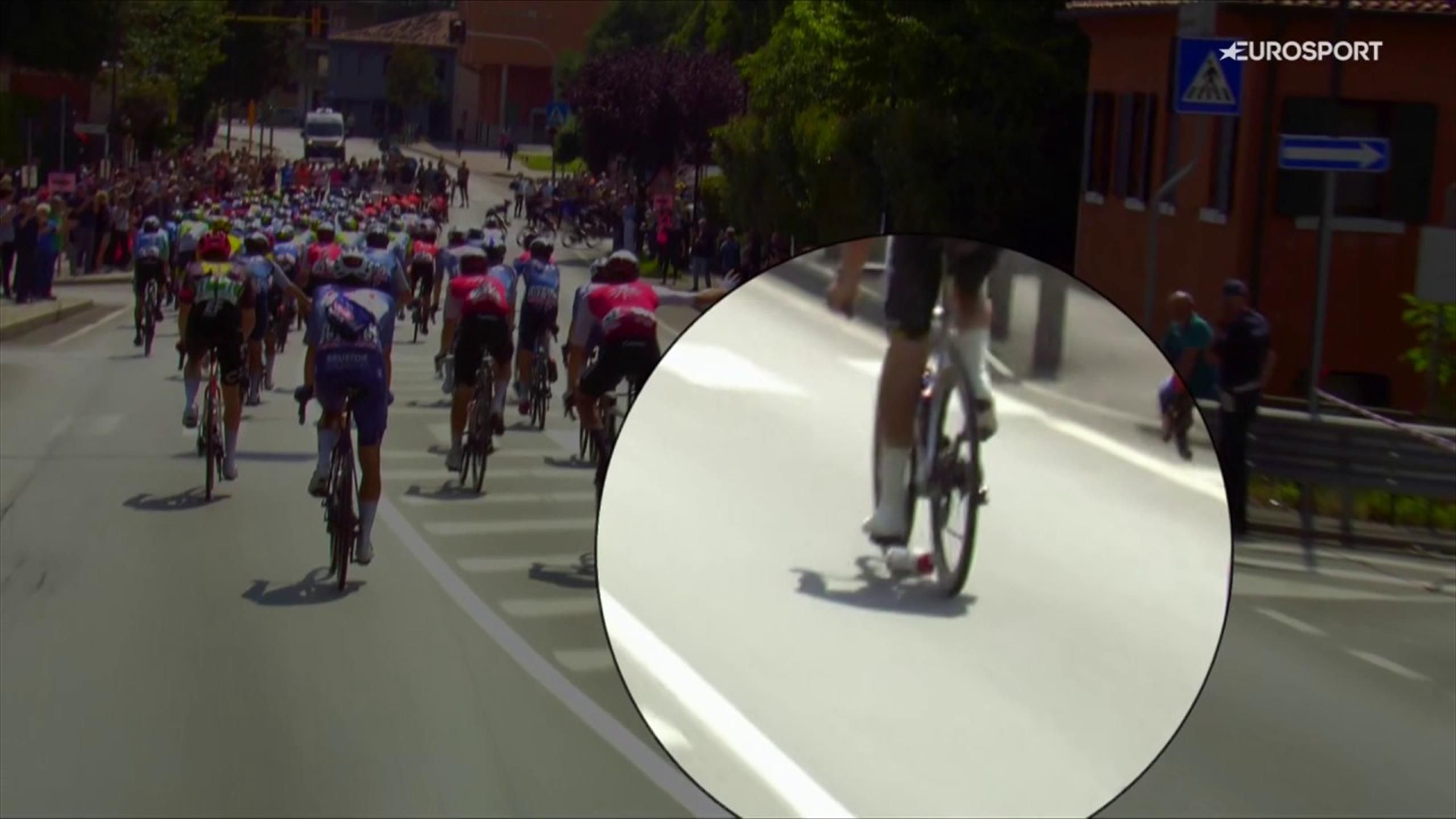 Giro d'Italia: 'A bit careless!' - Thomas Champion dangerously tosses ...