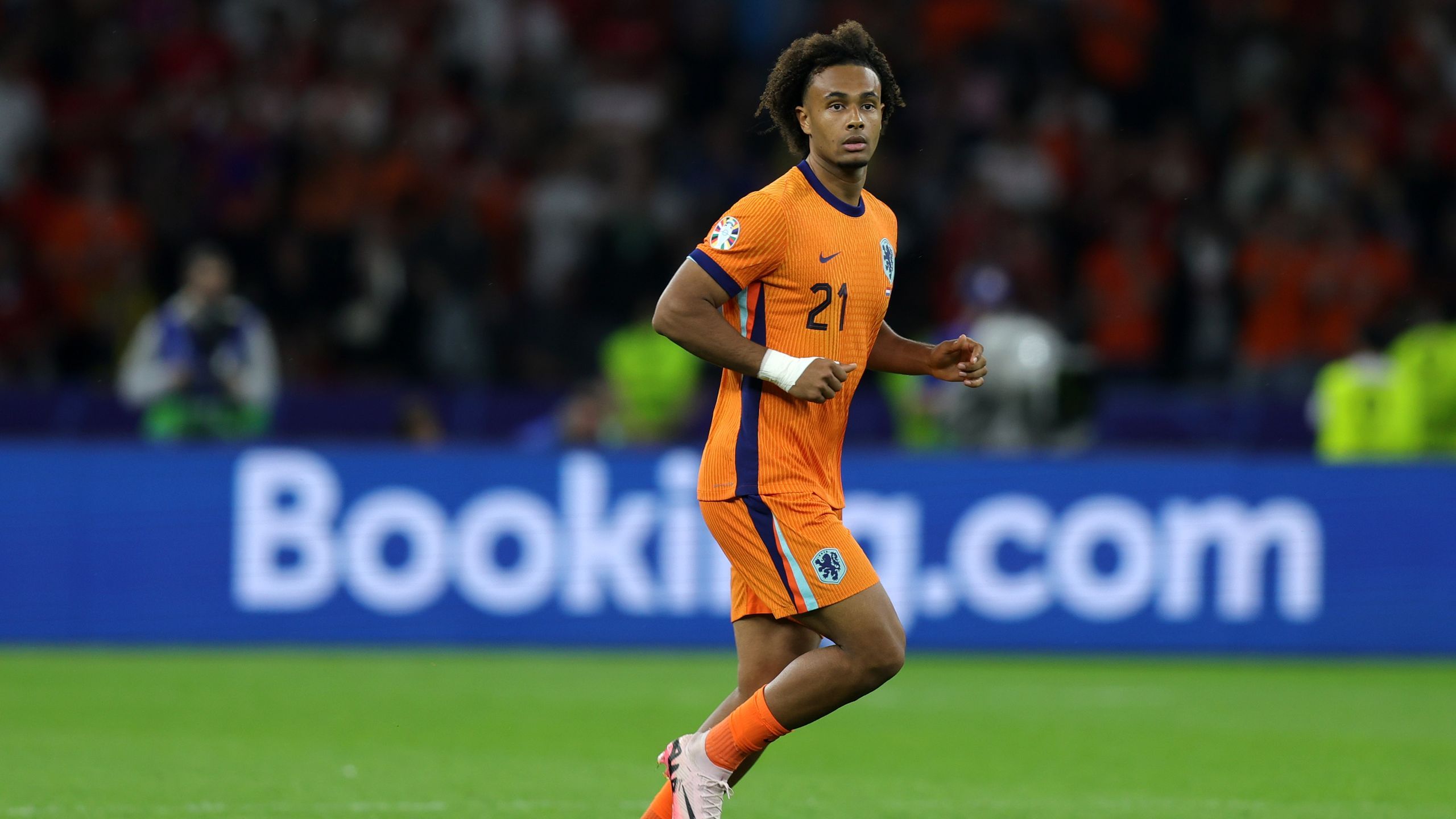 Joshua Zirkzee joins Manchester United from Serie A side Bologna on ...