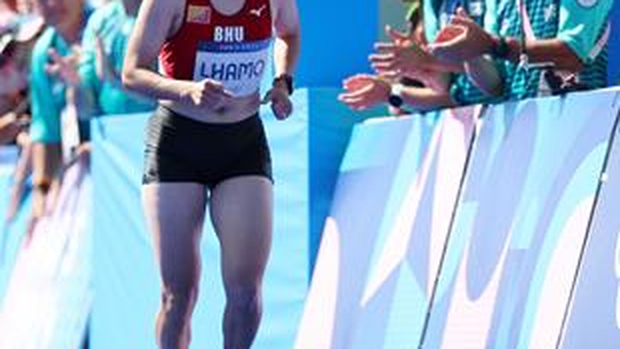 'Quite moving' scenes as fans flock to side of last marathon runner ...