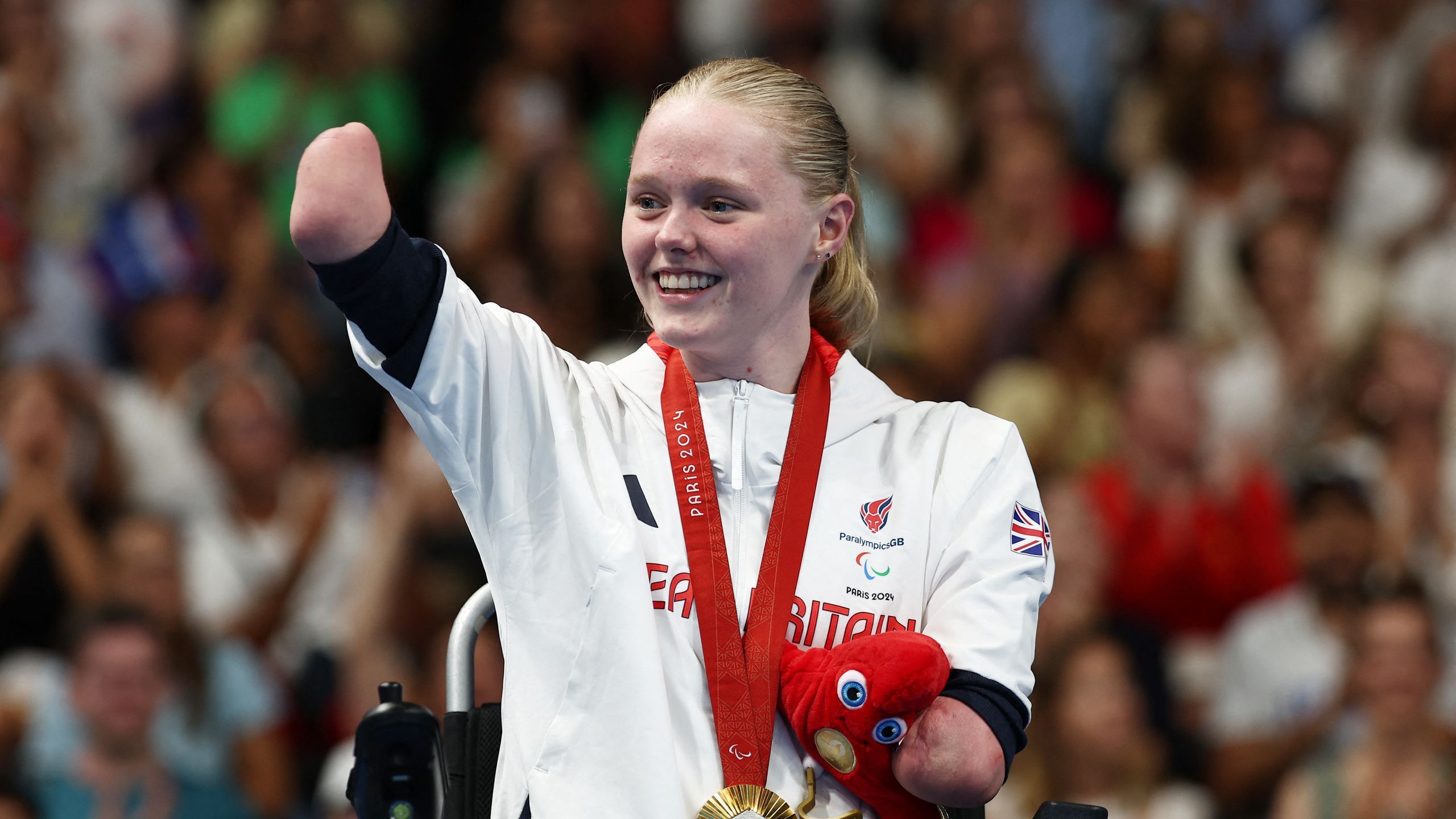 Ellie Challis wins Paralympic backstroke gold at Paris 2024 - TNT Sports