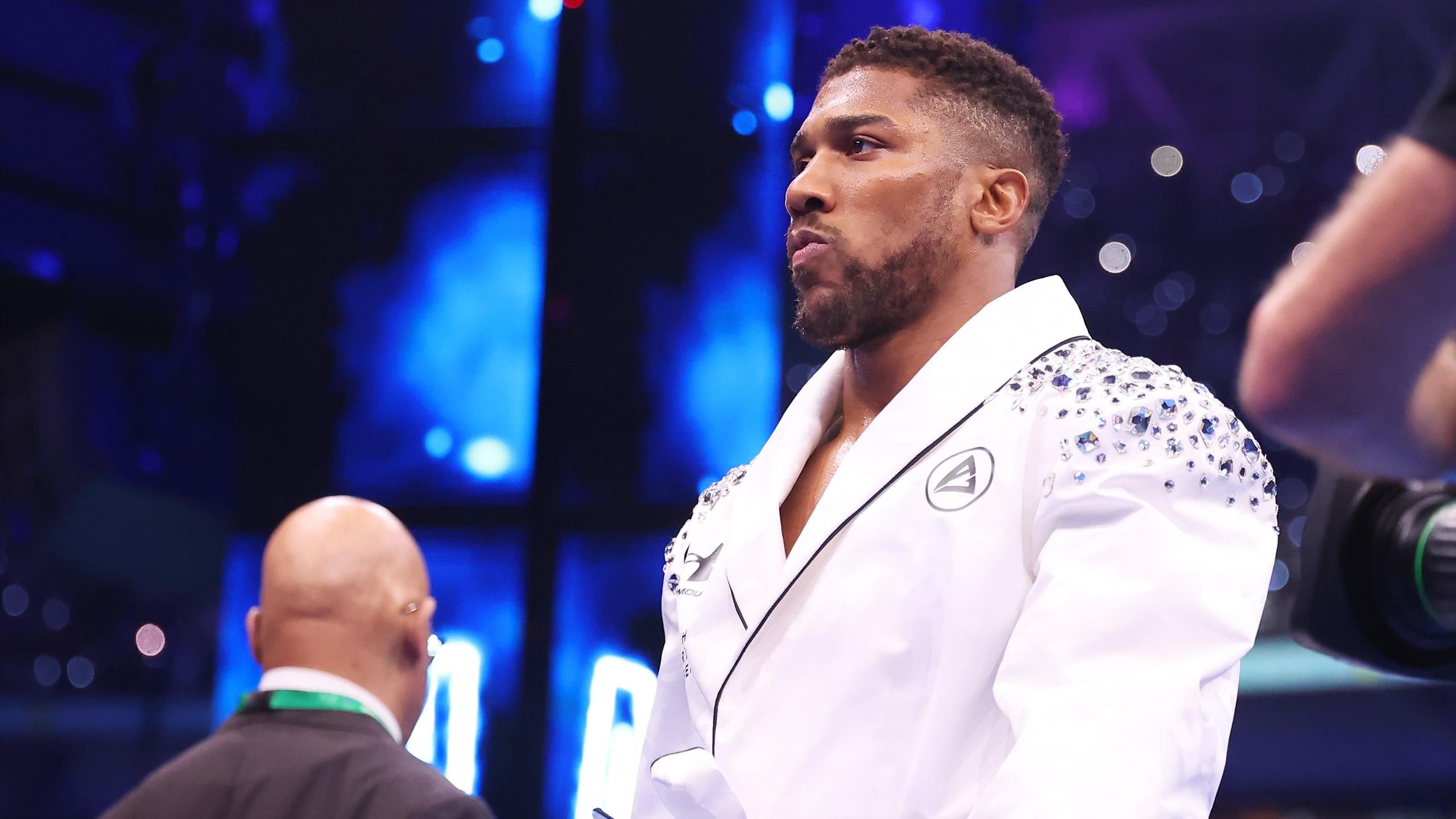 ‘Like an emperor walking to his throne’ – Anthony Joshua makes ringwalk ...