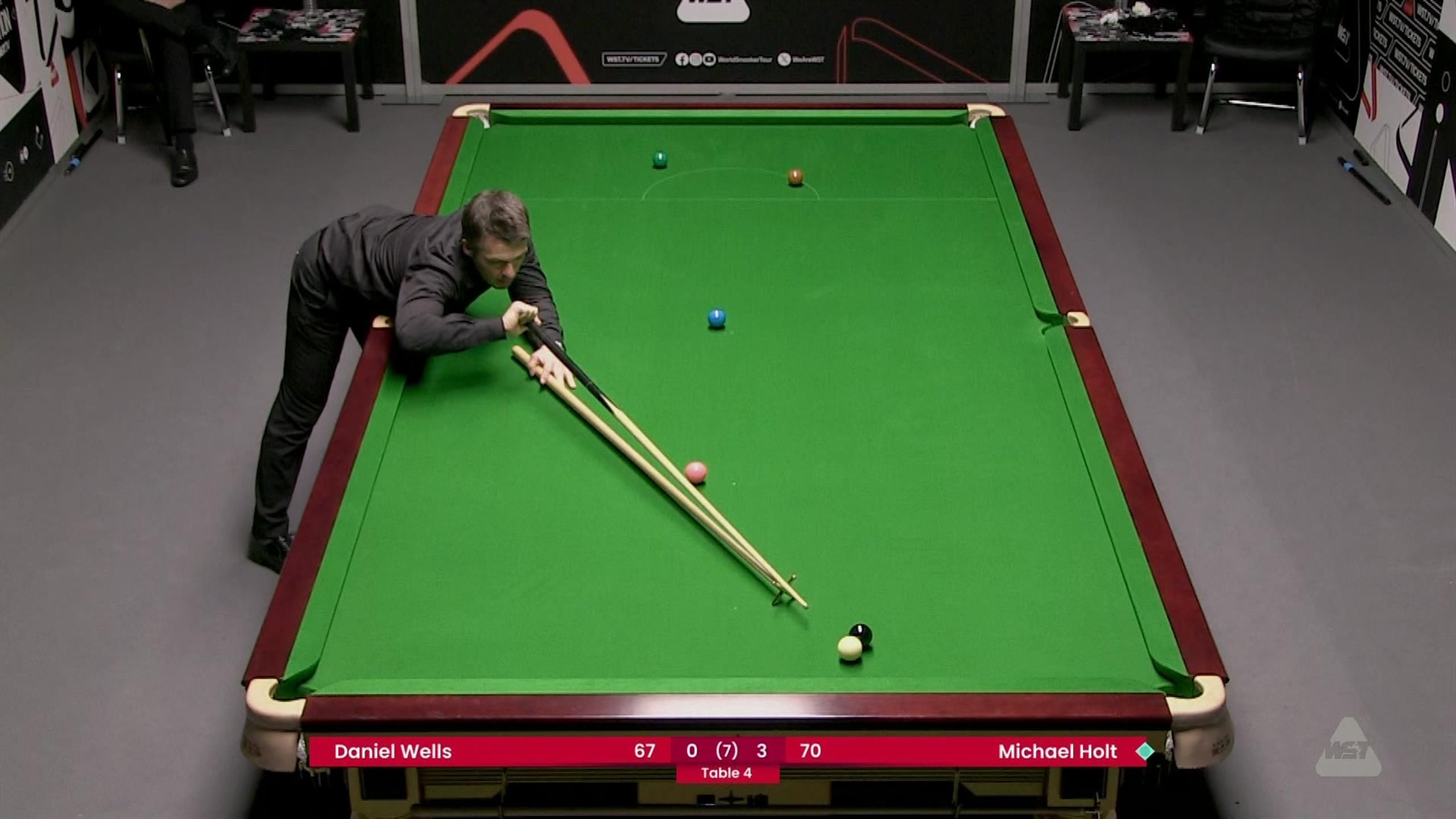 Michael Holt concedes 50 points in fouls on green in incredible scenes against Daniel Wells in ...