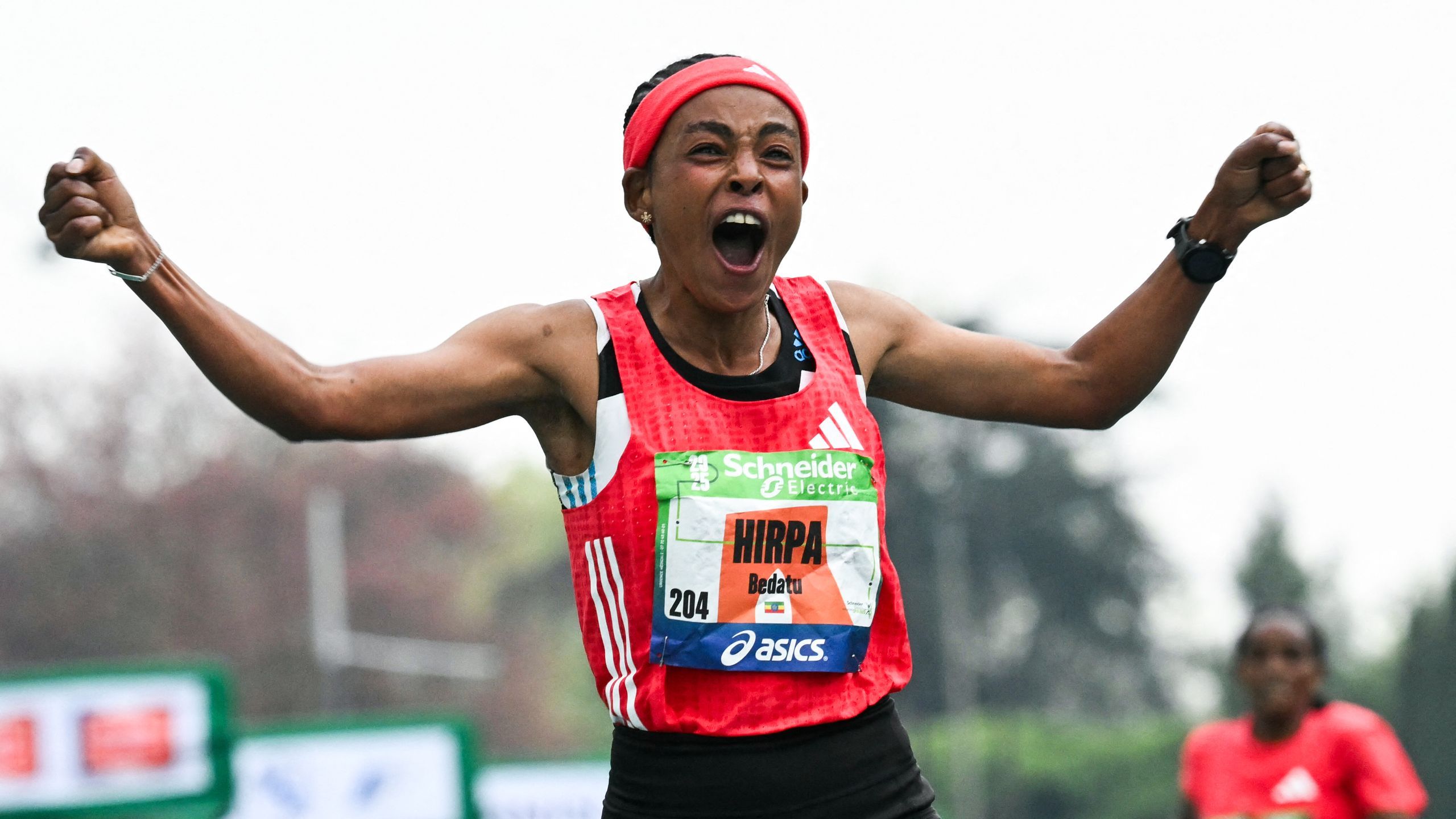 Bedatu Hirpa edges out fellow Ethiopian Dera Dida to win Paris Marathon ...