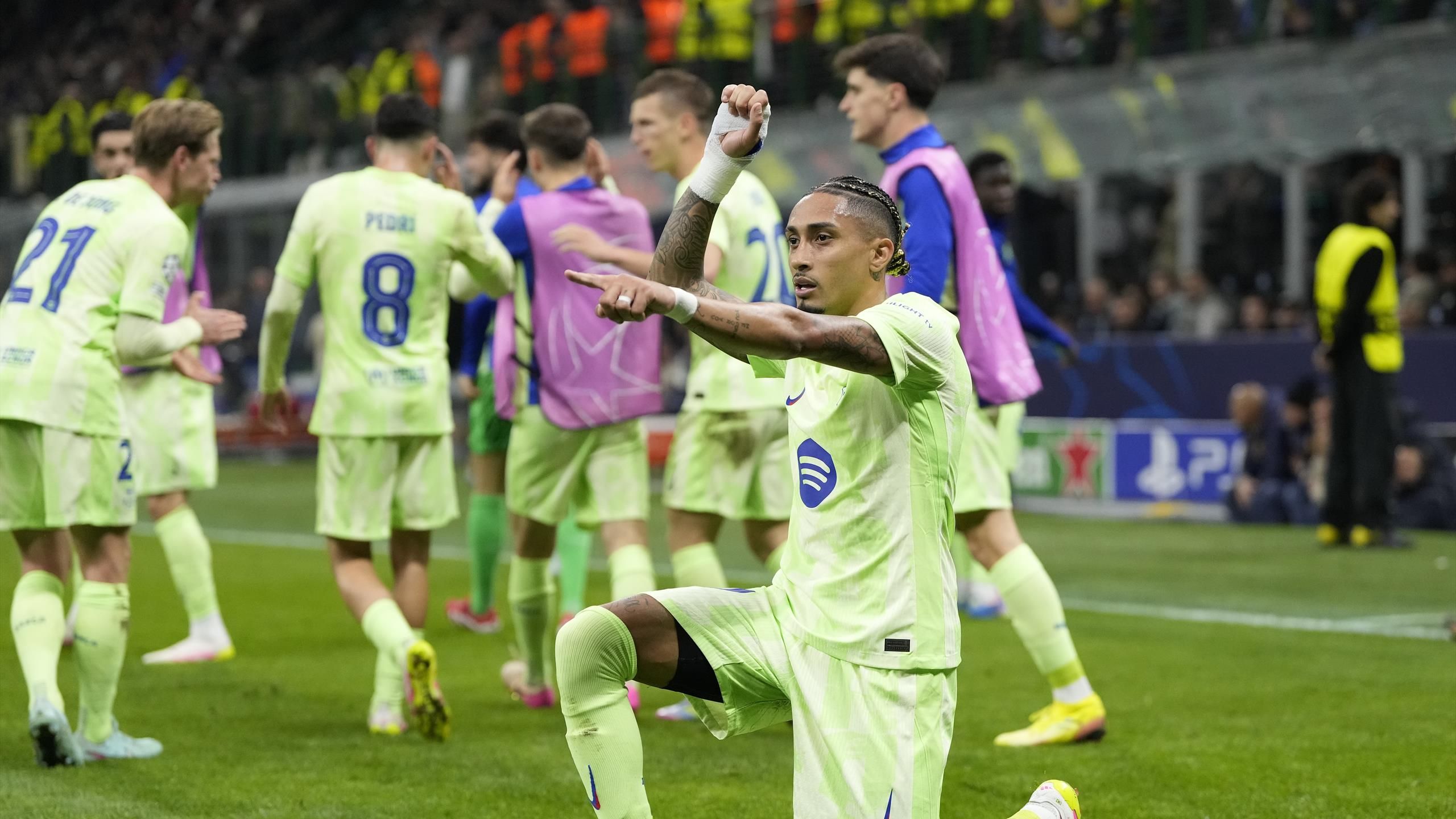 Raphinha scores what looks like winning goal for Barcelona v Inter in ...