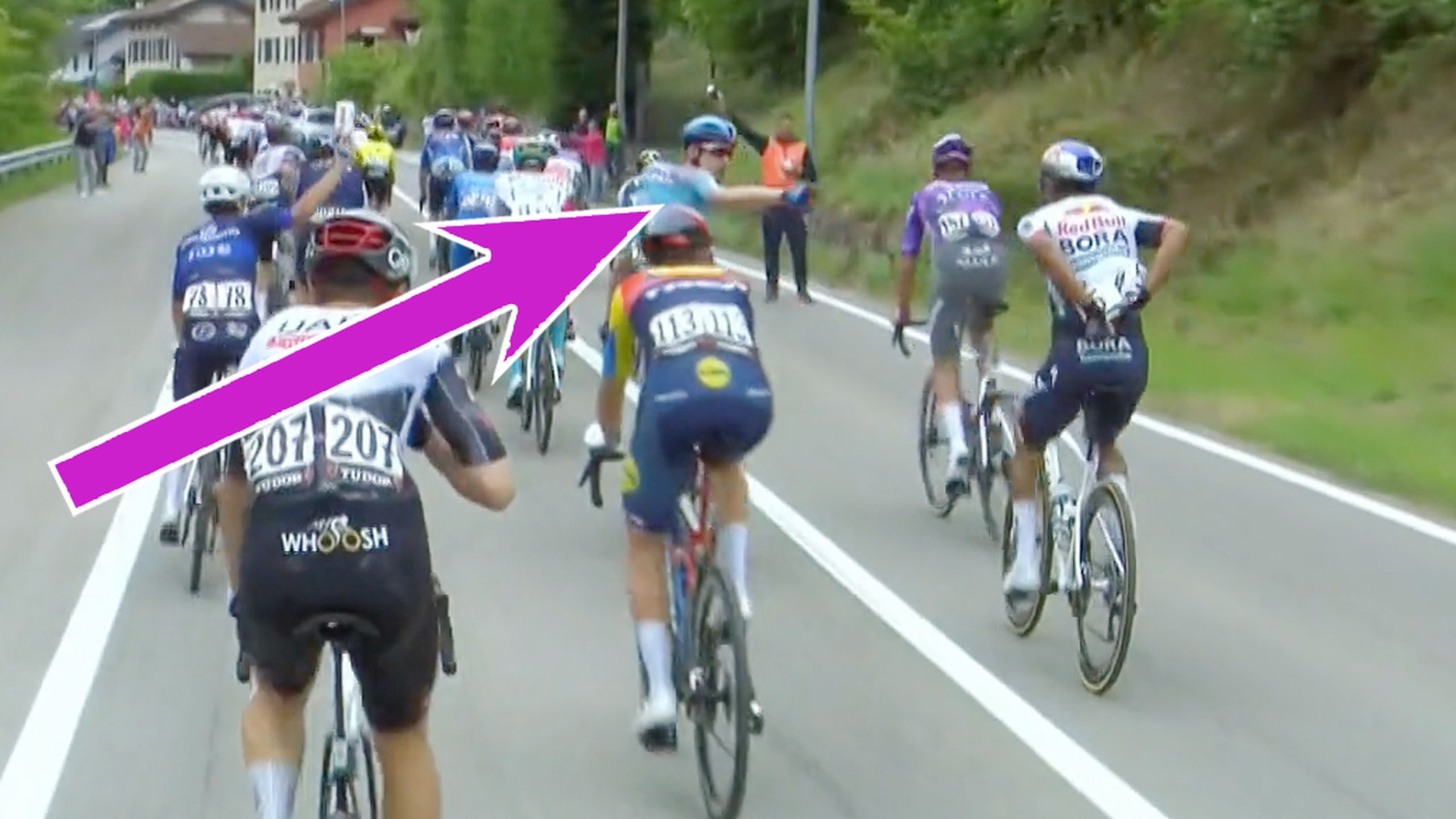 Wout Poels confronts Dani Martinez over dropped bottle as Luke Plapp ...