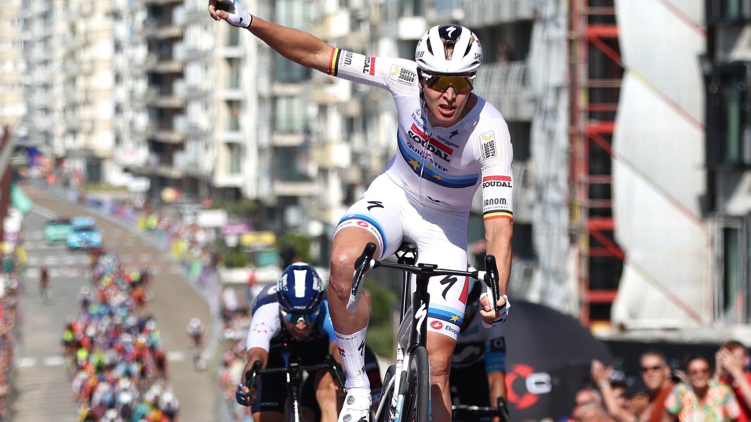 Tim Merlier powers to Stage 1 victory in Belgium after chaotic sprint ...