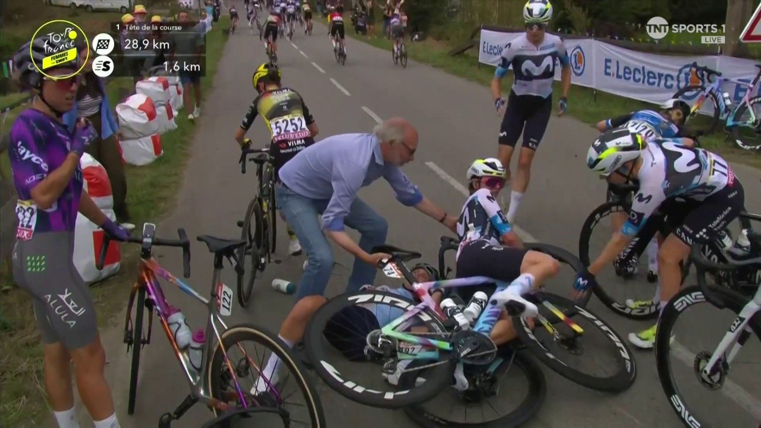 Tour de France Femmes 2025: 'Crash on the bridge' - Liane Lippert among ...