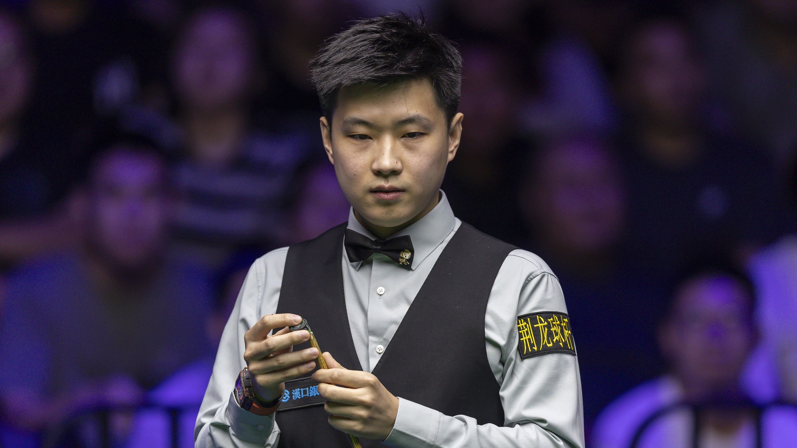 Zhao Xintong smiles in disbelief as world champion misses final pink on ...
