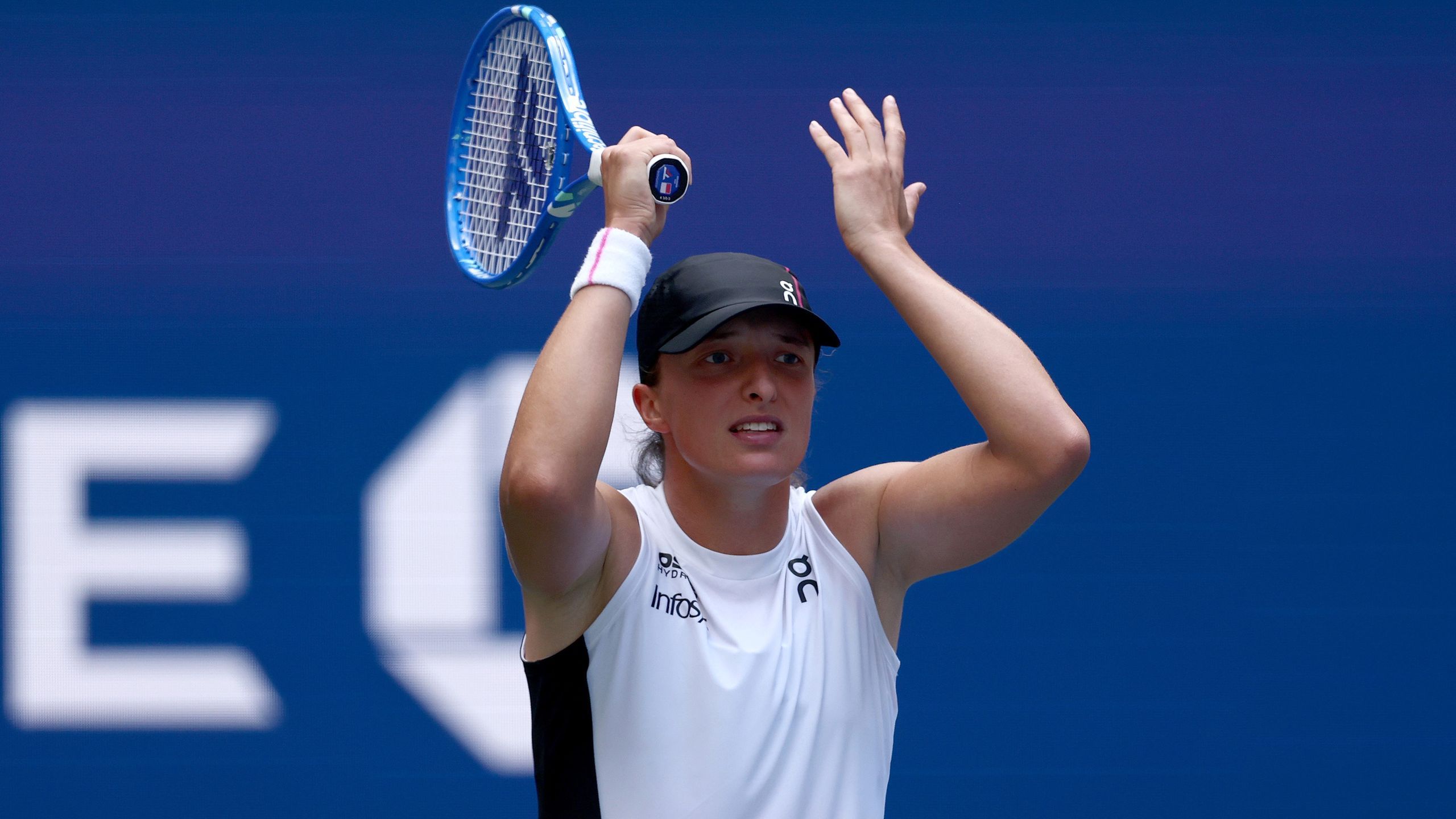 Iga Swiatek shrugs off 'some mistakes' in beating Suzan Lamens in three ...