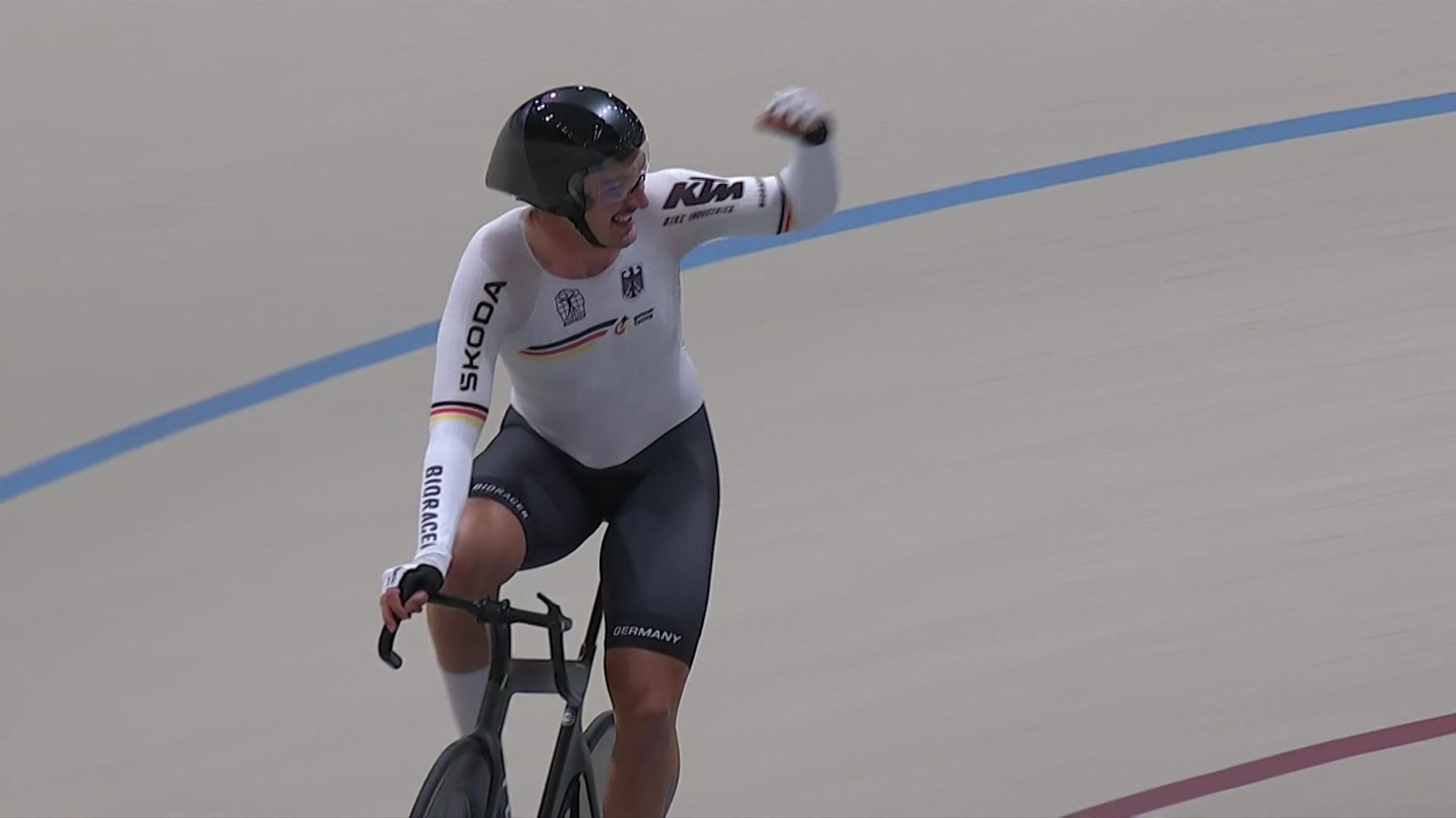 'Incredibly dramatic' finale sees Moritz Augenstein clinch scratch gold ...