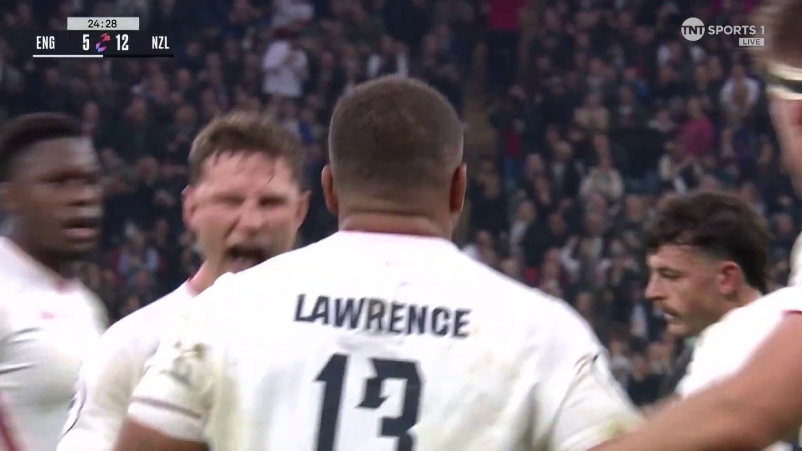 'All muscle and drive' - Ollie Lawrence scores crucial try for England ...