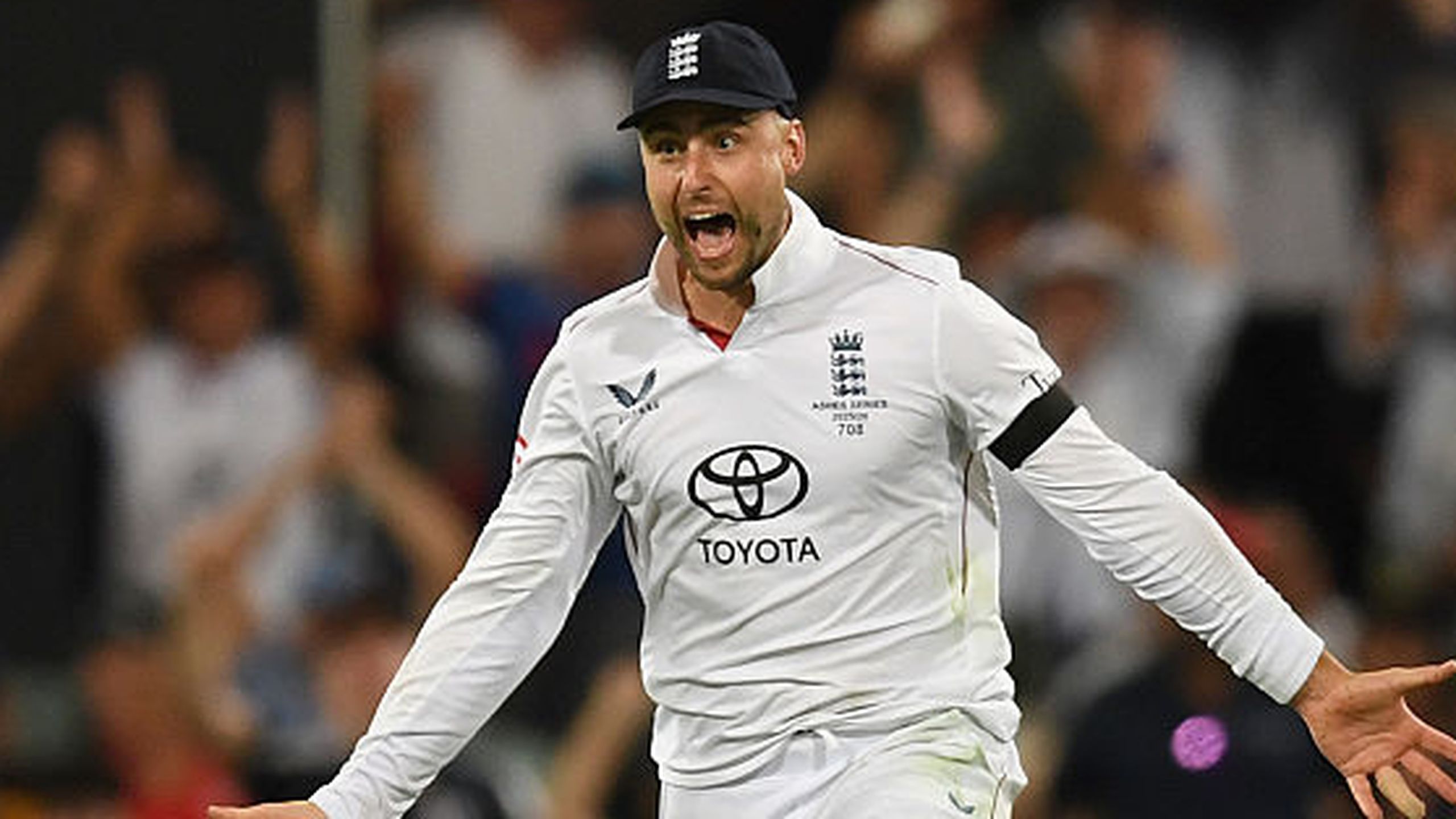 Will Jacks pulls off diving one-handed stunner to dismiss Steve Smith ...